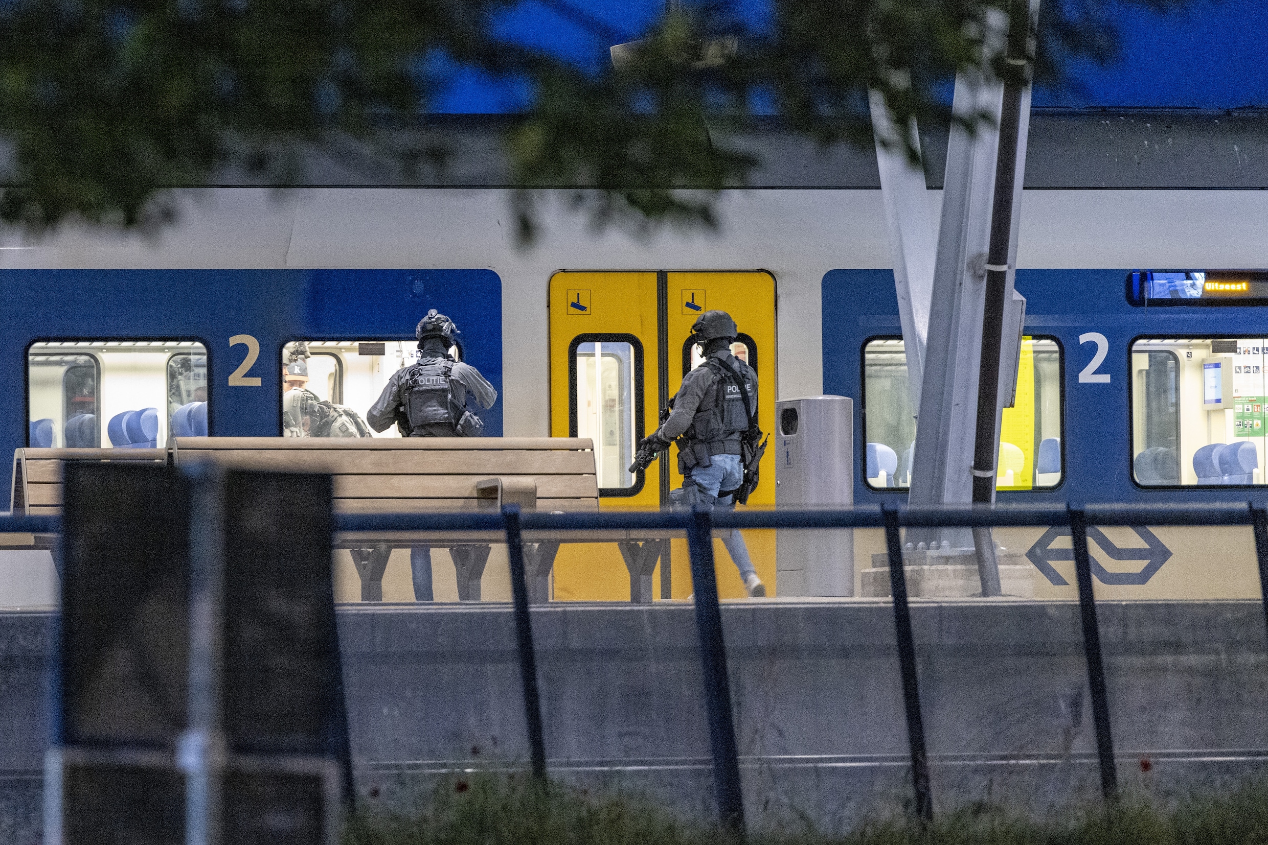 Verdachte schietpartij gearresteerd in trein op station Abcoude | Het ...