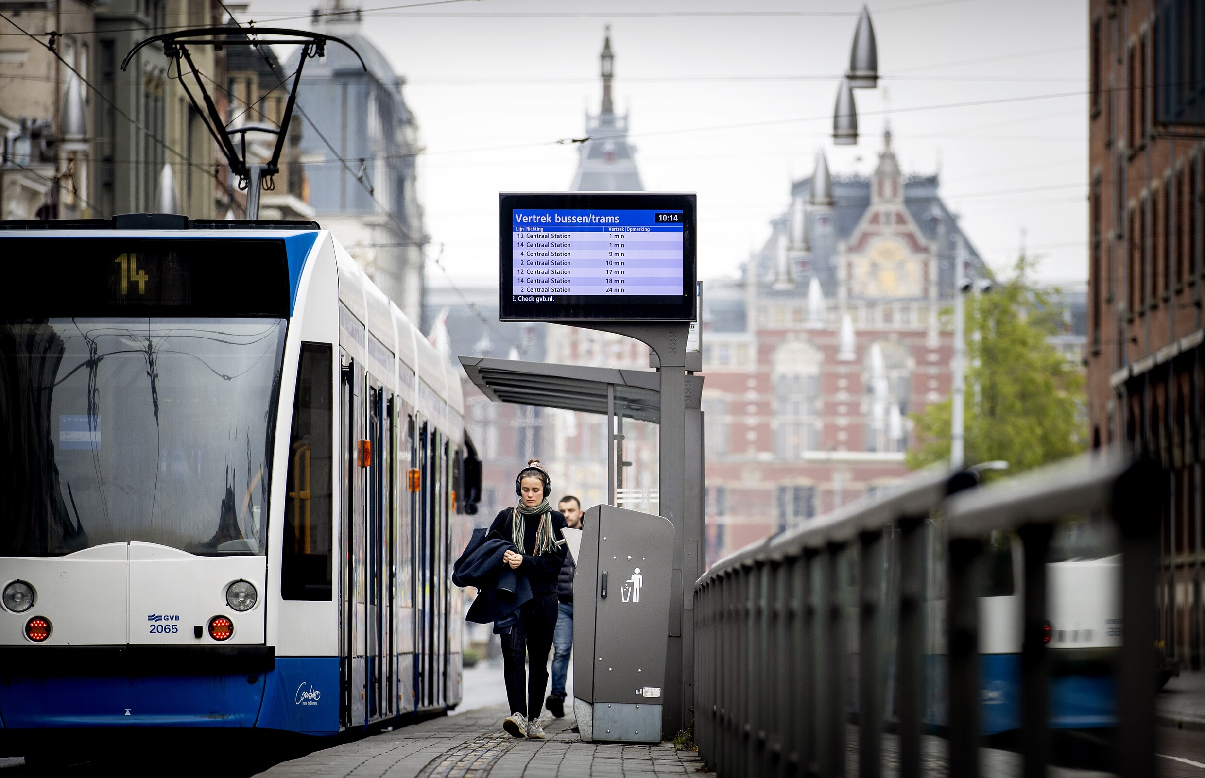 Opinie: ‘Wie met het Amsterdamse ov reist, mijdt liever elke interactie ...