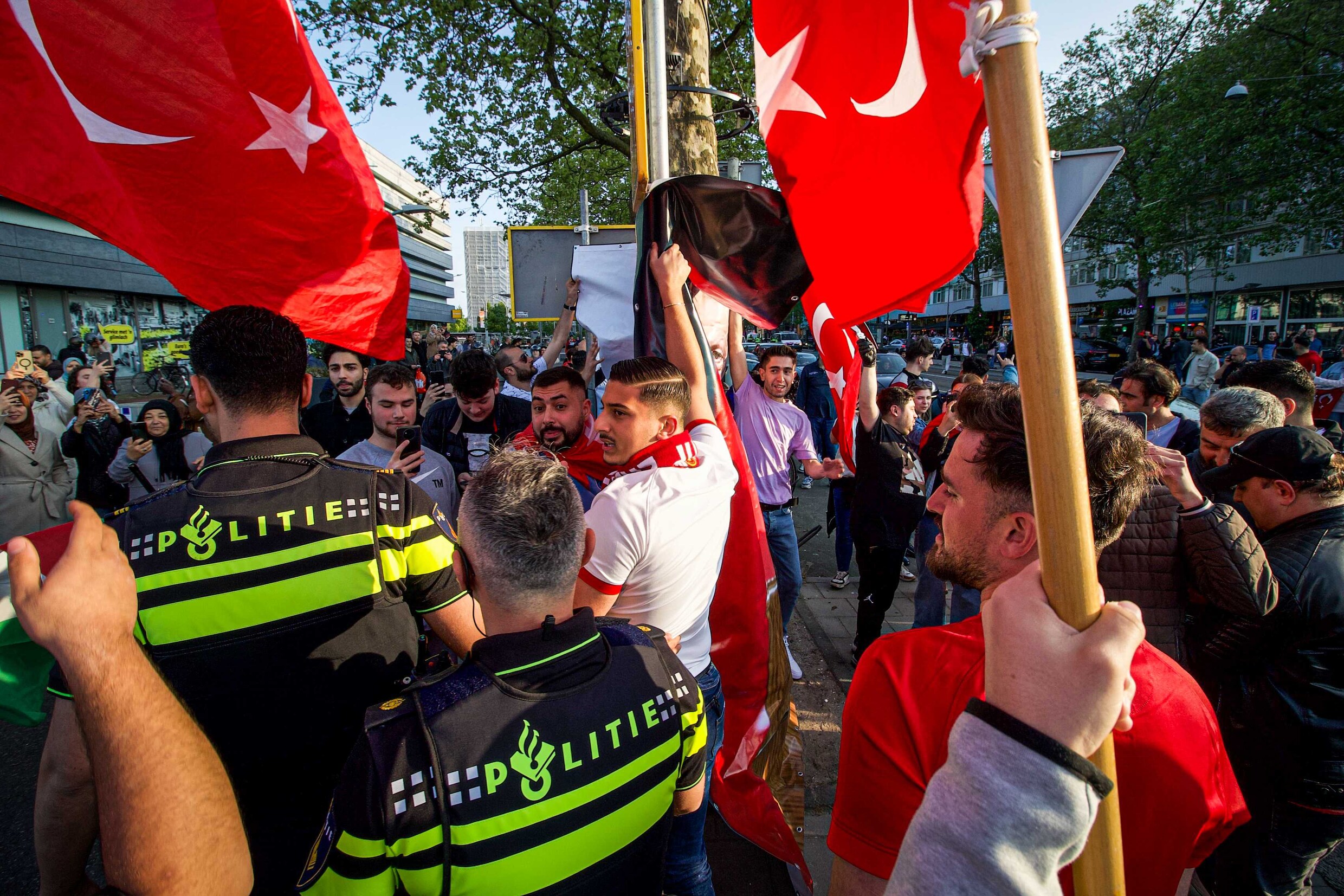 Turkse Nederlanders de straat op om overwinning Erdogan te vieren | Het ...