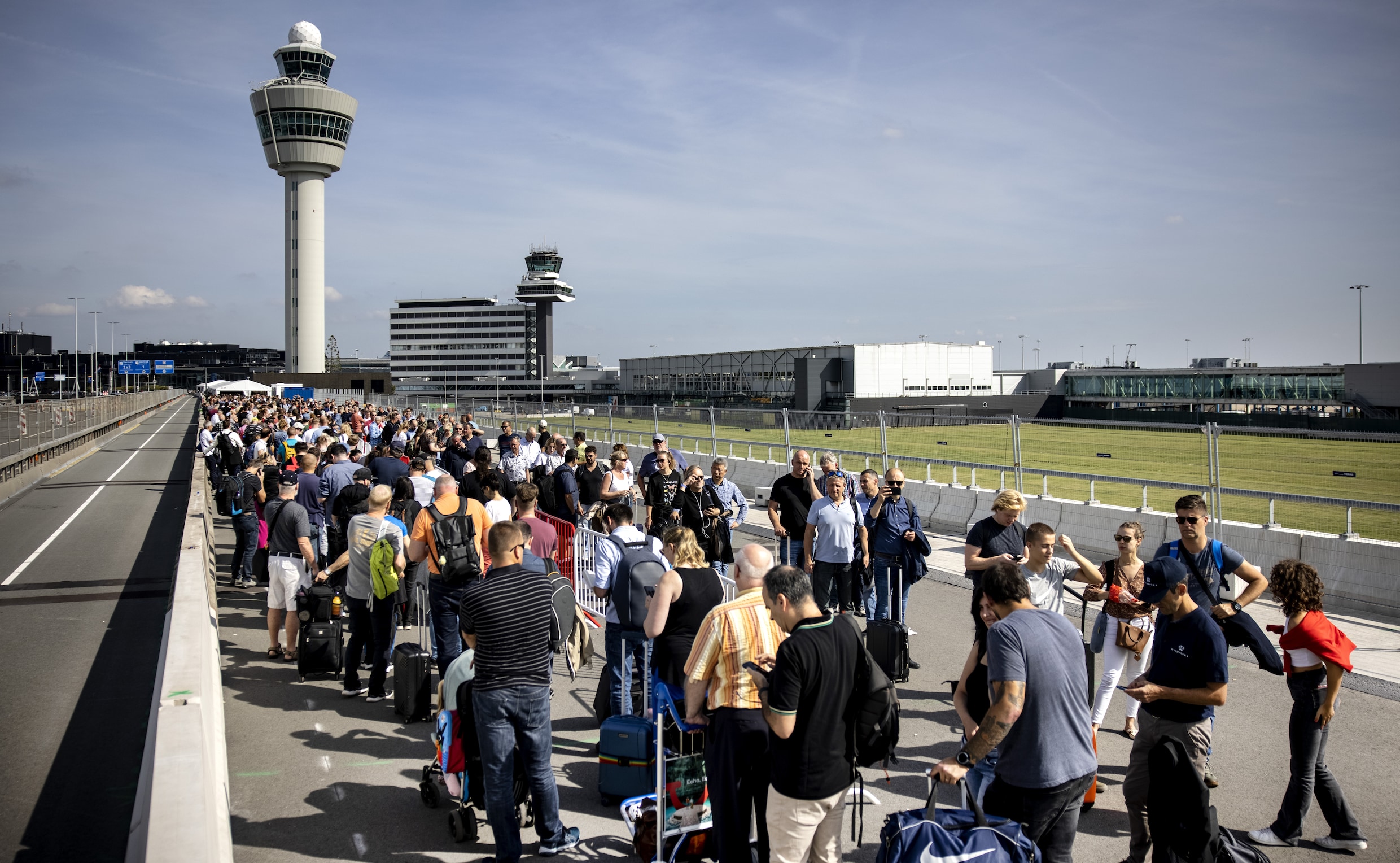 Onderzoek: Schiphol nog altijd niet goed in staat om drukteproblemen te ...
