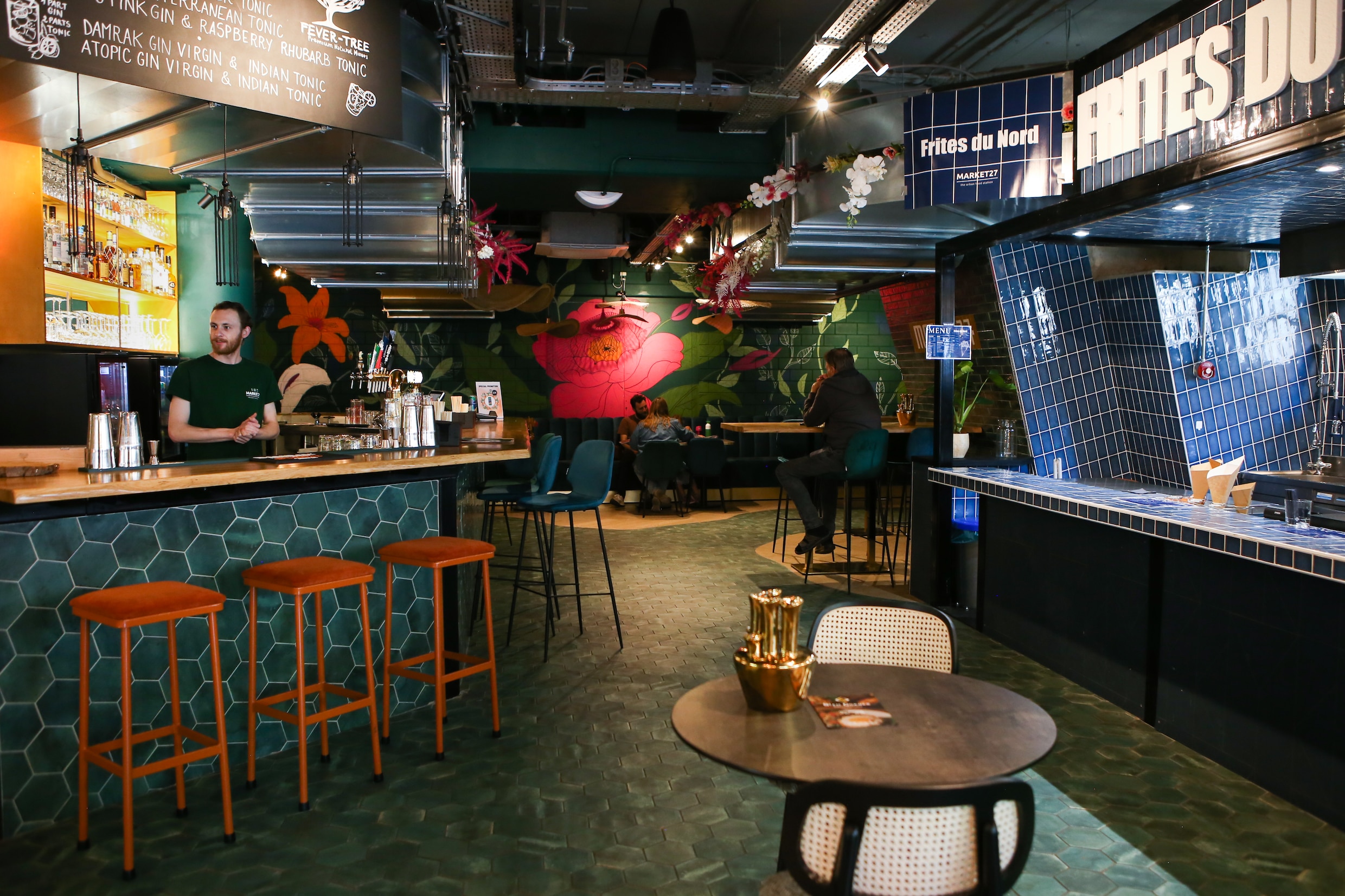 Bij nieuw foodcourt Market 27 op station Noord haal je een bubble tea ...