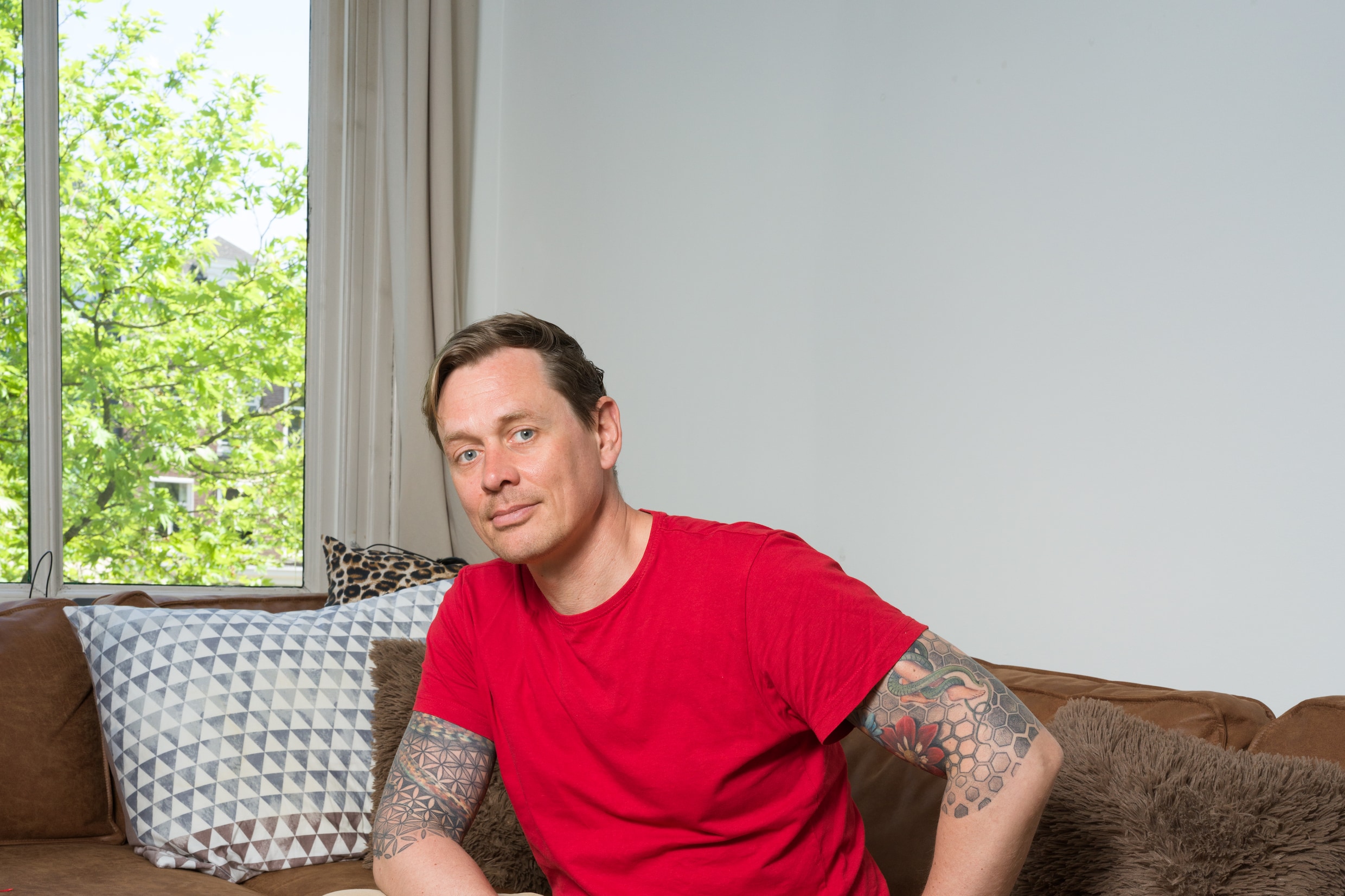 Spokenwordartiest Justin Samgar de Verteller brak met zijn Jehova’s ...