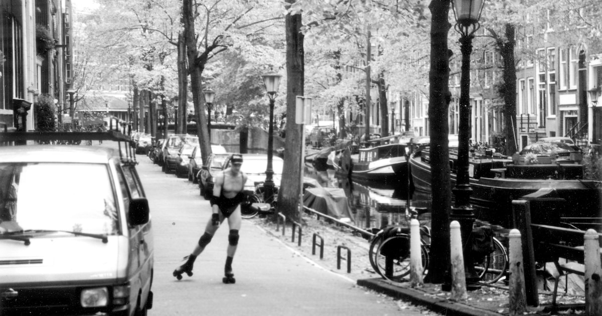 Henri Pronker (1956-2023) zwierde als de stringskater door de straten ...