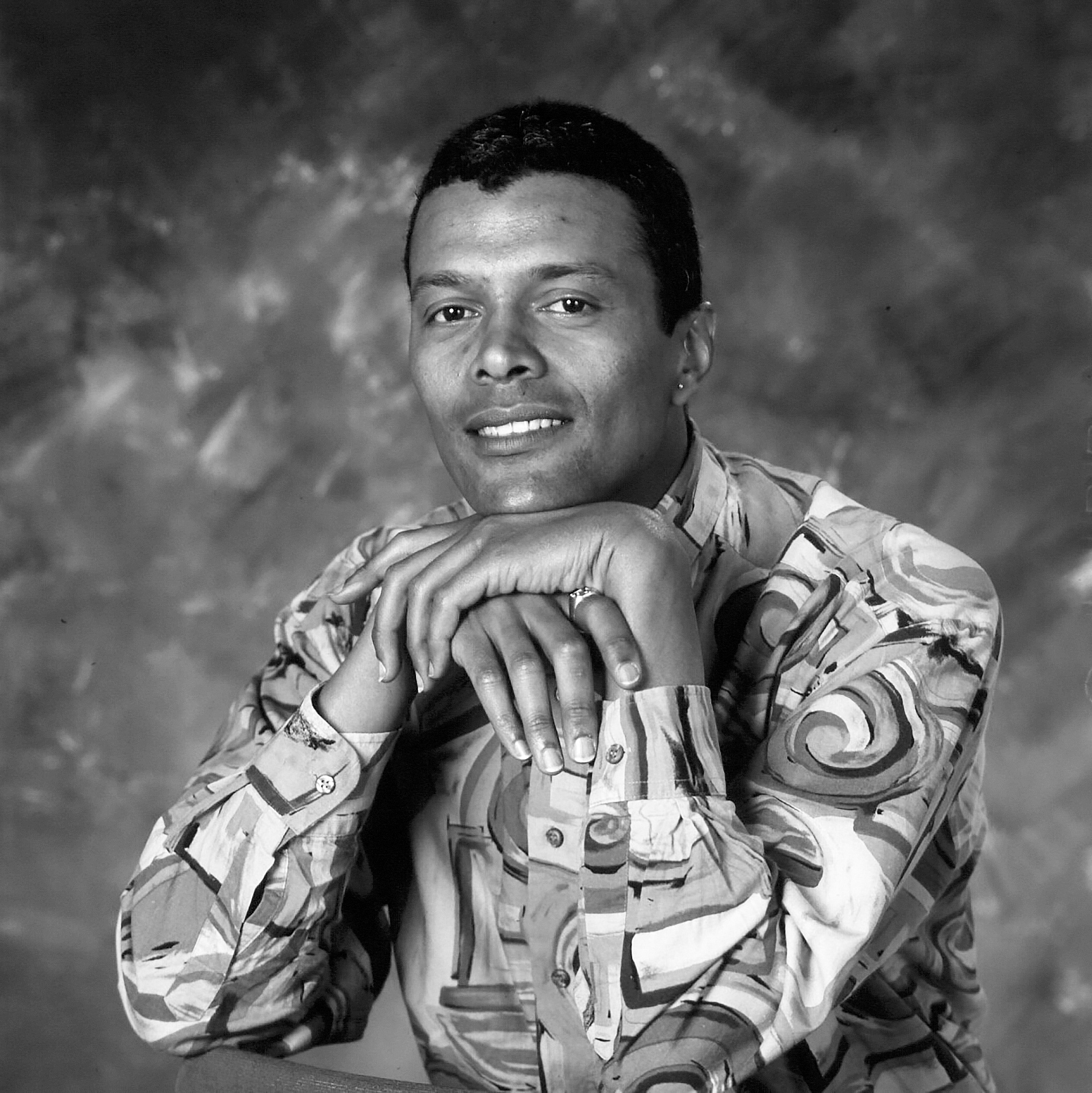 Mike Ho-Sam-Sooi (1954-2023) speelde als eerste zwarte dokter op tv het ...