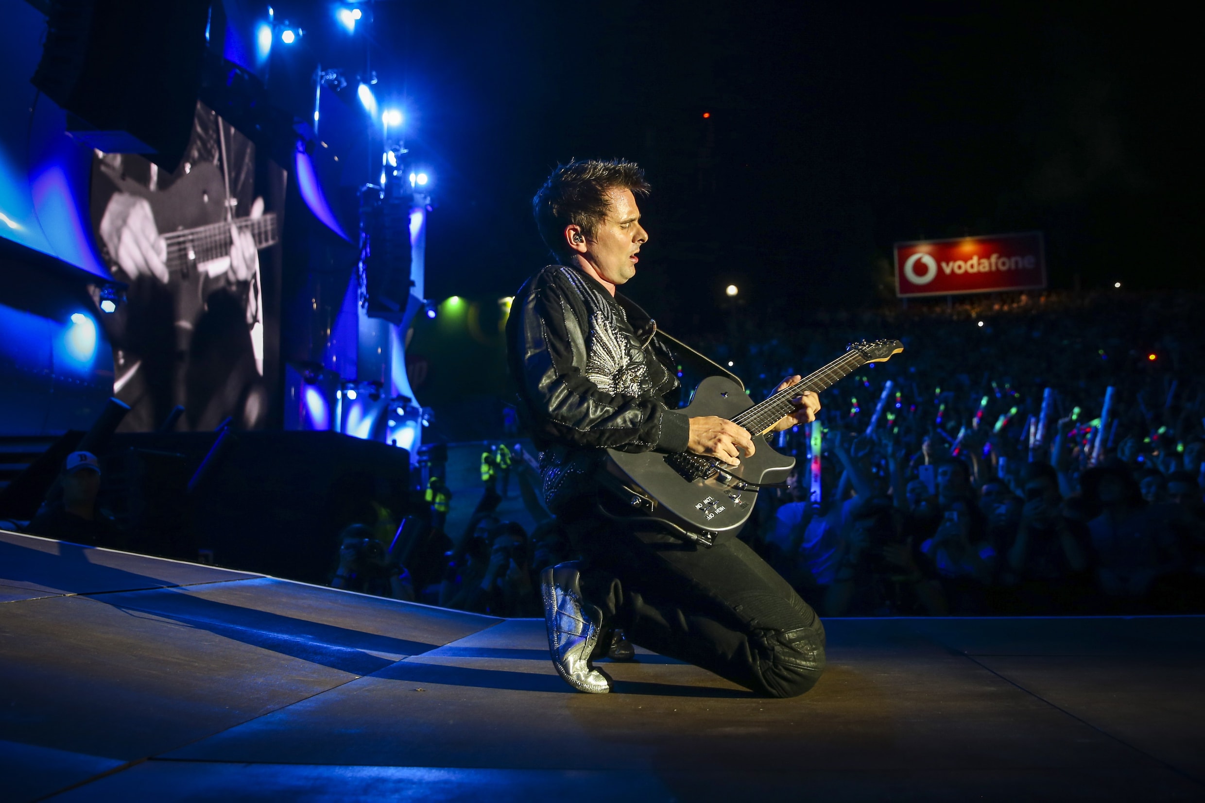 Rockband Muse speelt uitstekend op Malieveld, maar de magie blijft lang ...