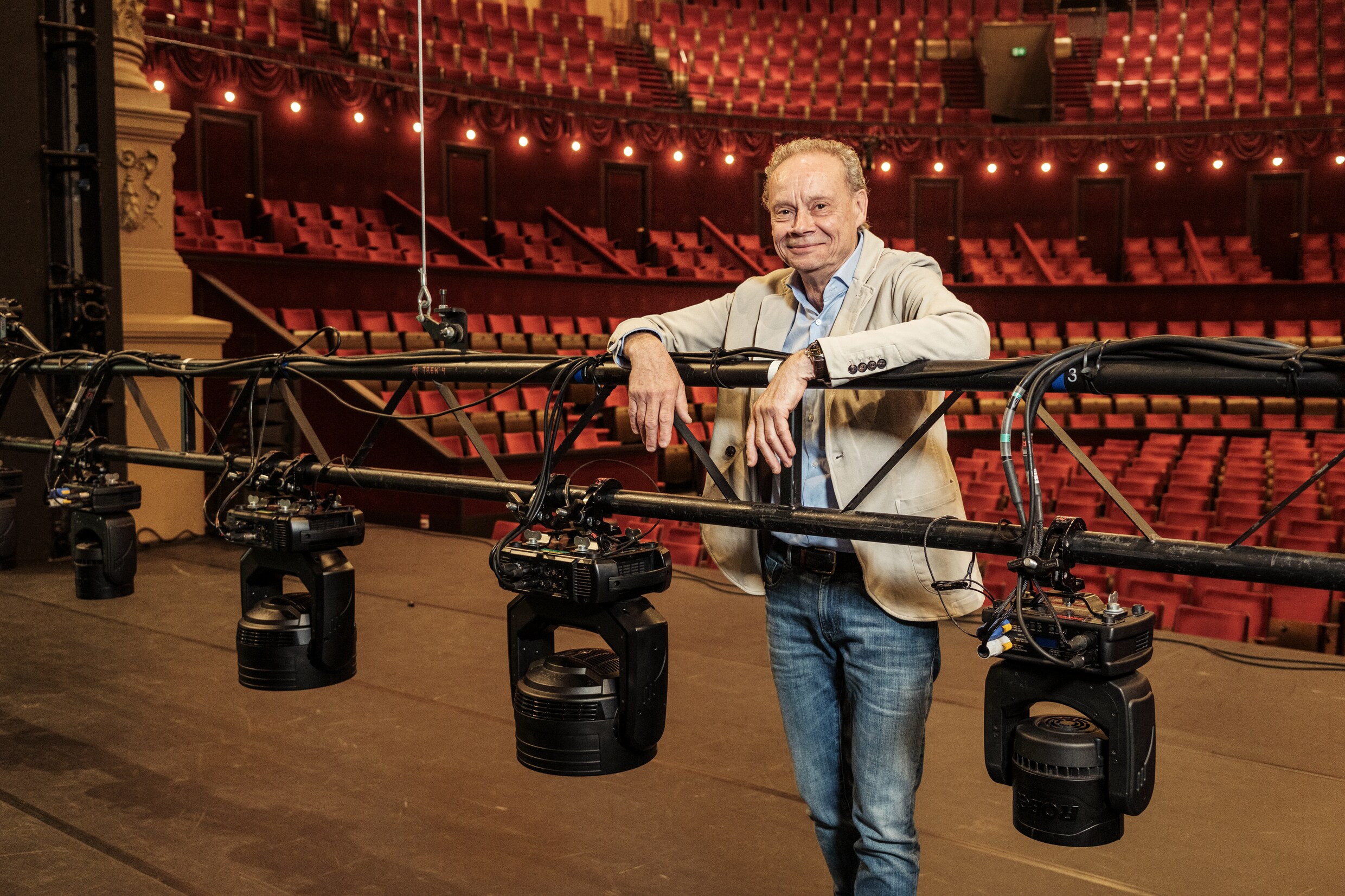 Na een carrière van 47 jaar in Carré gaat Hans Petter met pensioen ...