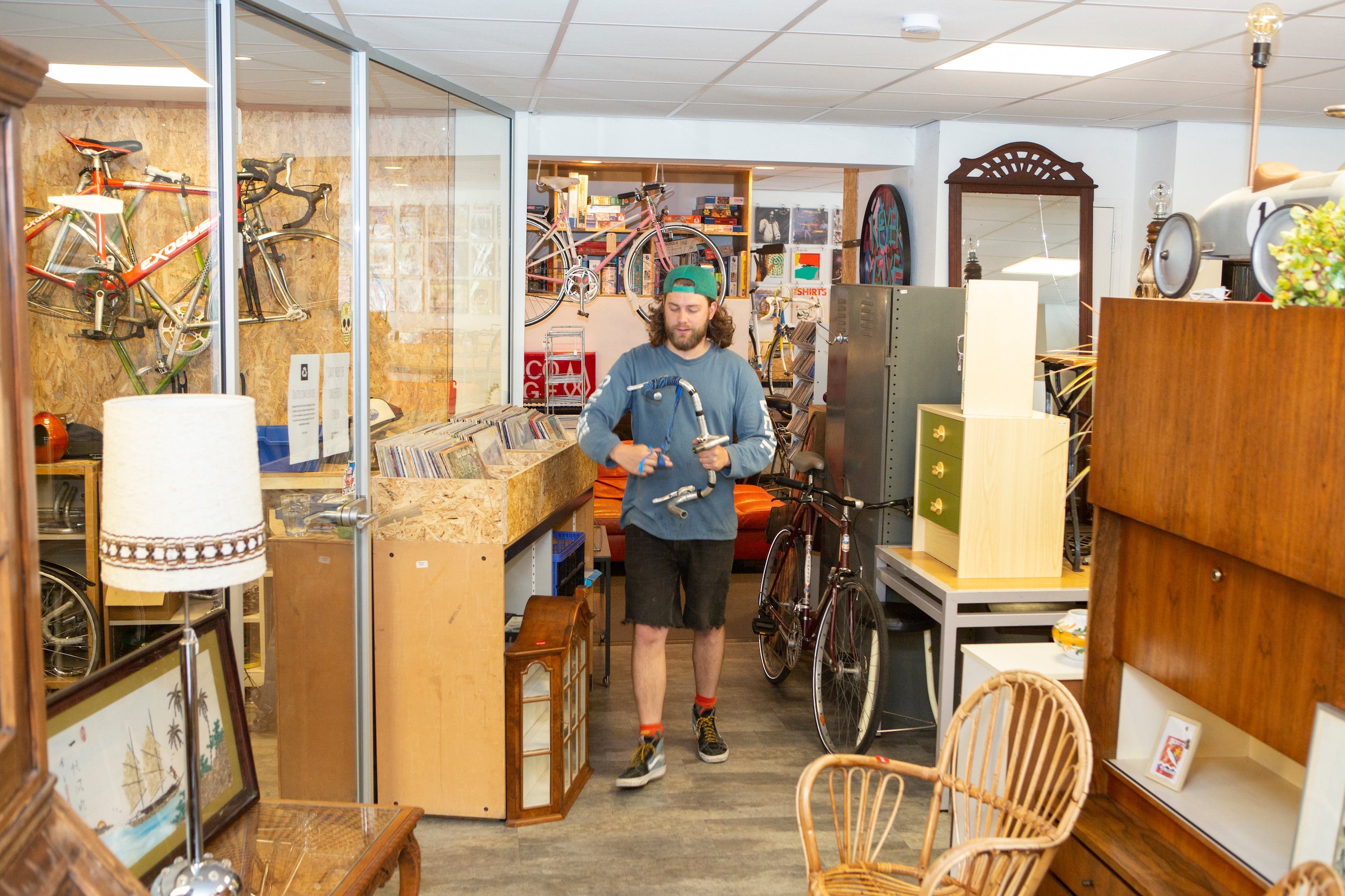 6 kringloopwinkels in Amsterdam waar je gegarandeerd iets moois op de kop tikt | Het Parool