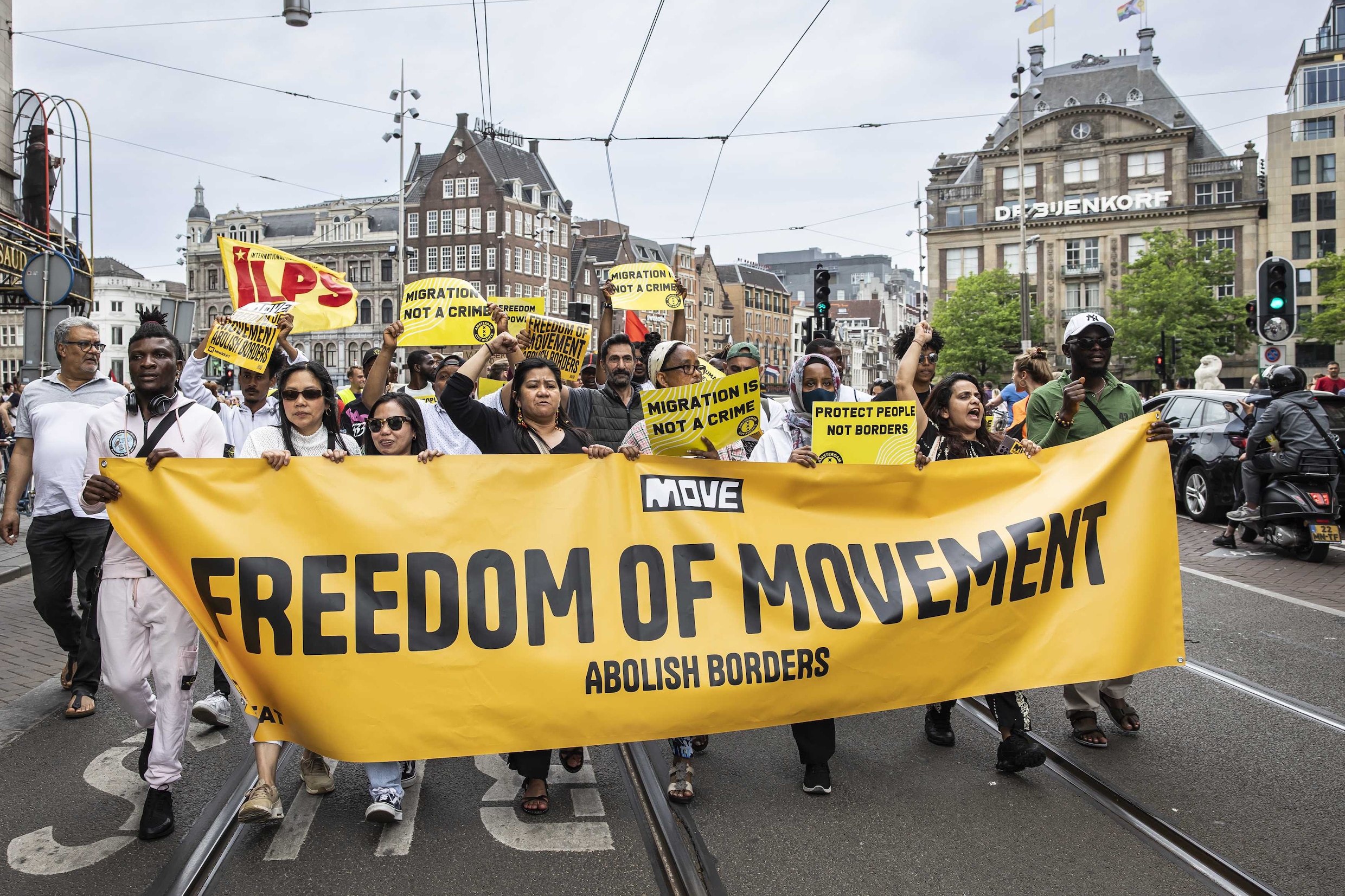 Demonstratie en mars in Amsterdam voor recht op veilige migratie | Het Parool