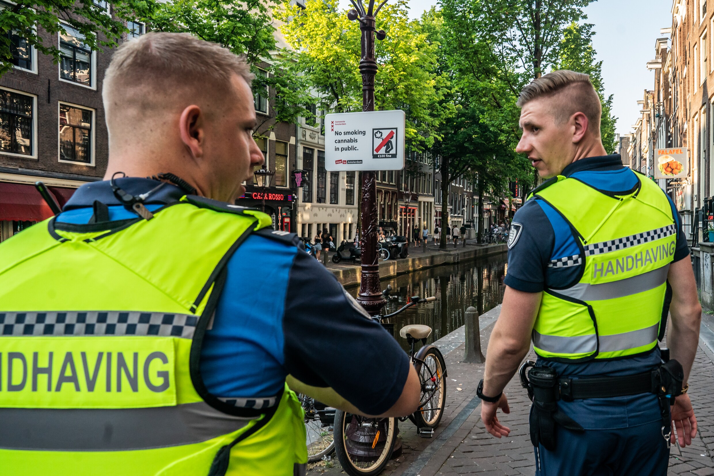 Handhavers mogen in het nieuwe jaar fietsers en voetgangers beboeten ...