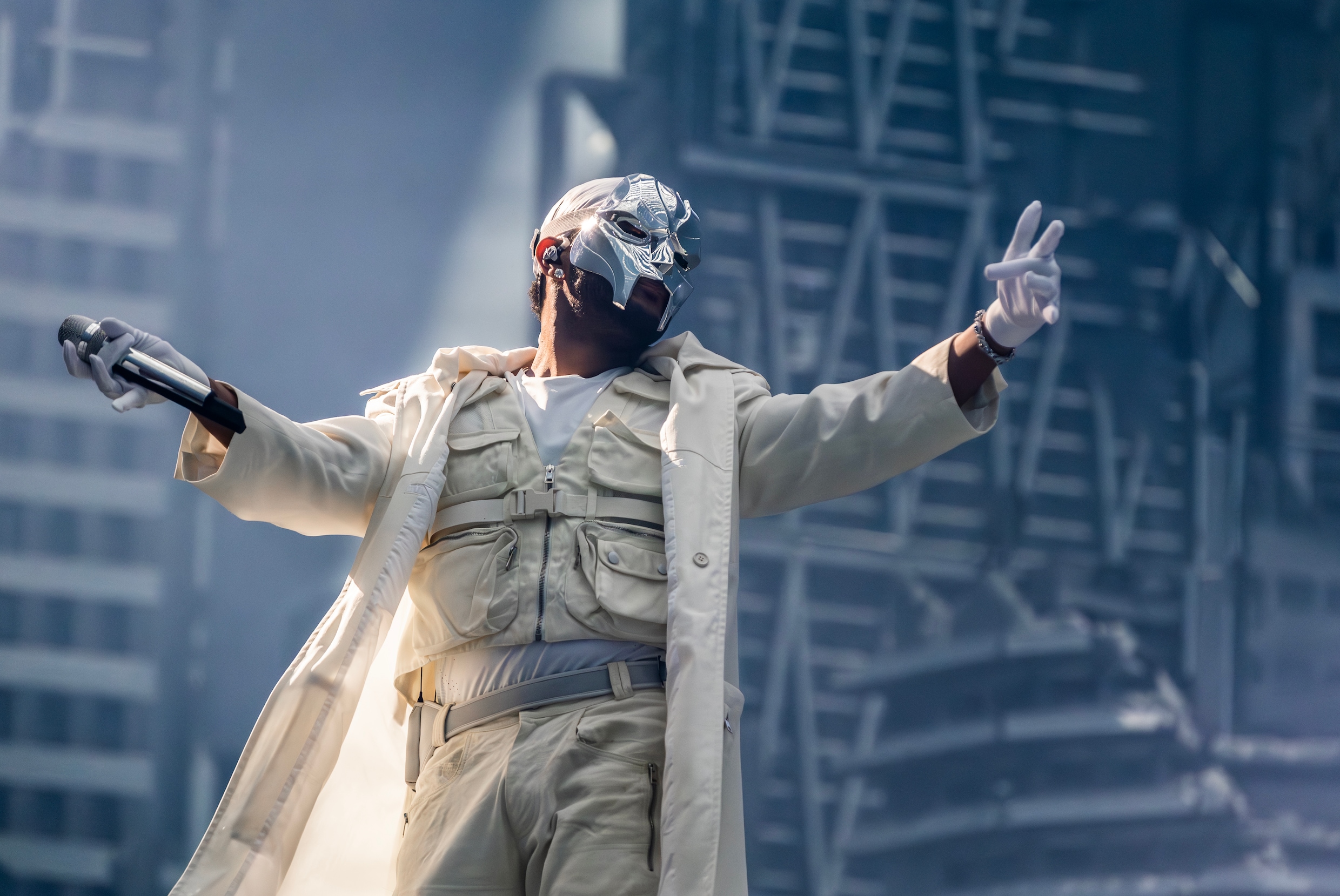 The Weeknd laat het publiek in de Johan Cruijff Arena uit zijn hand ...