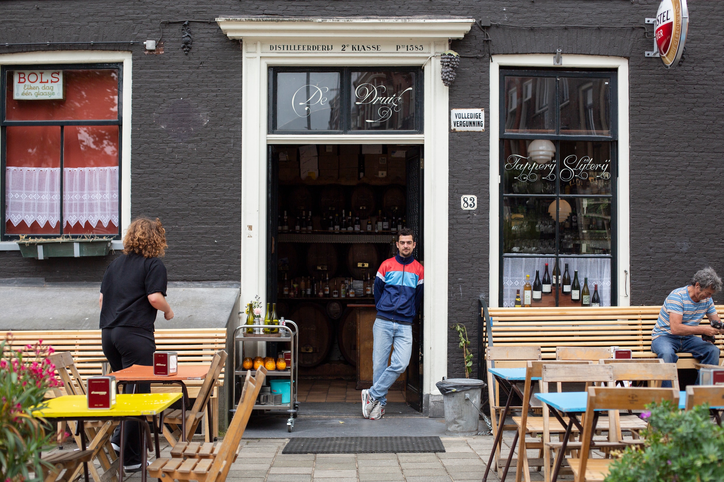 Wel havermelk en natuurwijn, maar ook leverworst en kranten op tafel ...