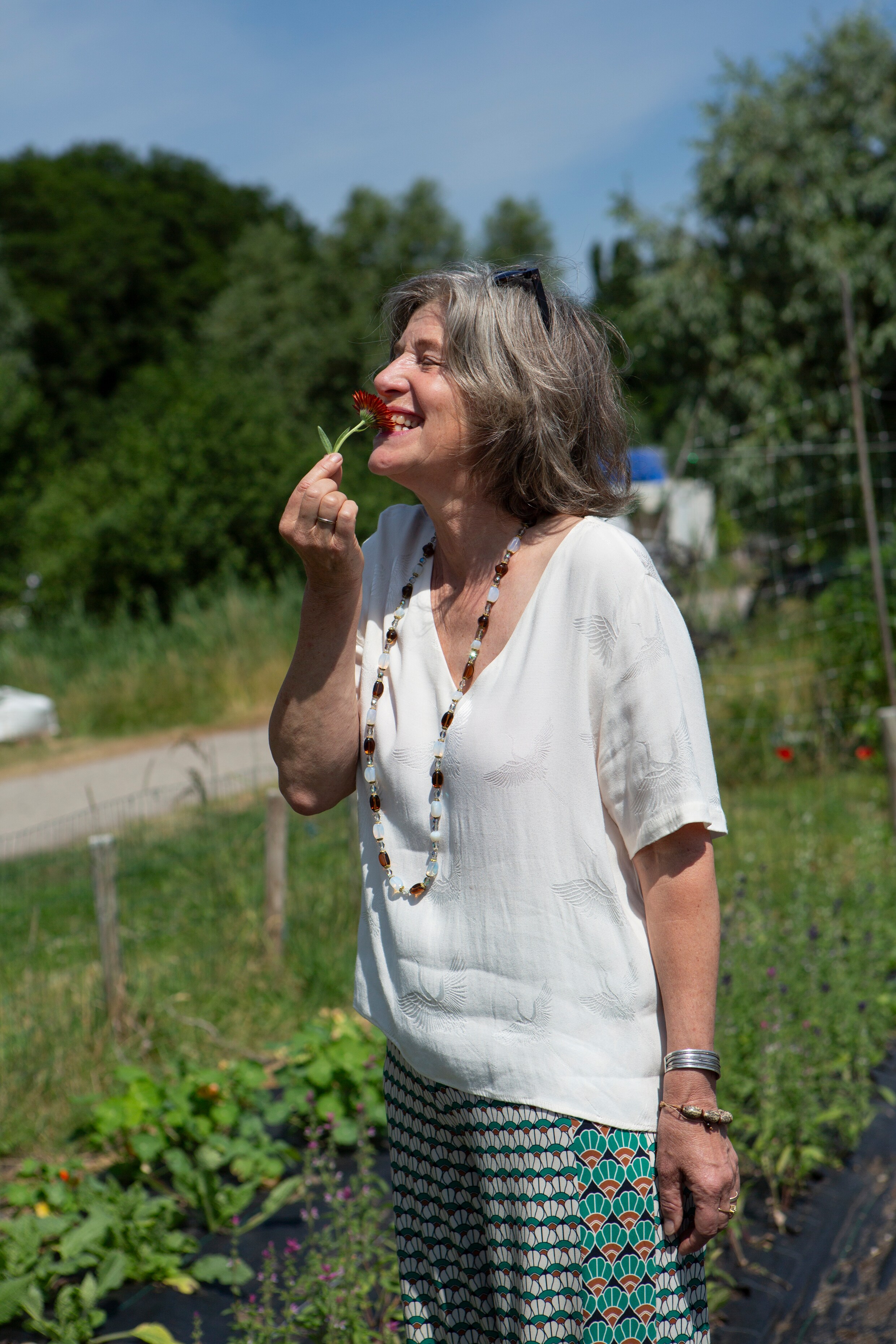 Sarai Barel runt de enige pluktuin van Amsterdam: ‘Bloemen zijn food ...