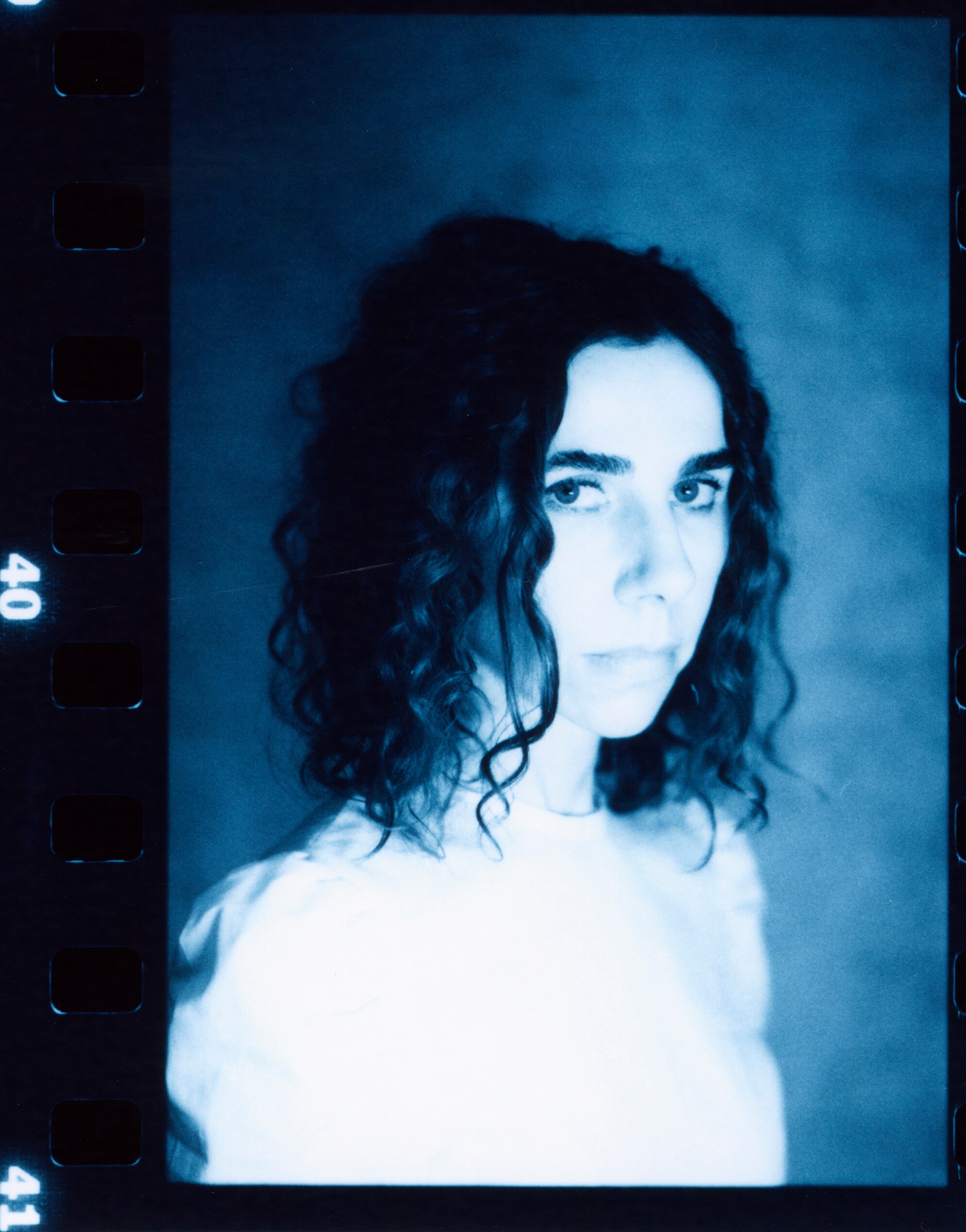 Recensie: na zeven jaar stilte is PJ Harvey terug met de geheimzinnige ...