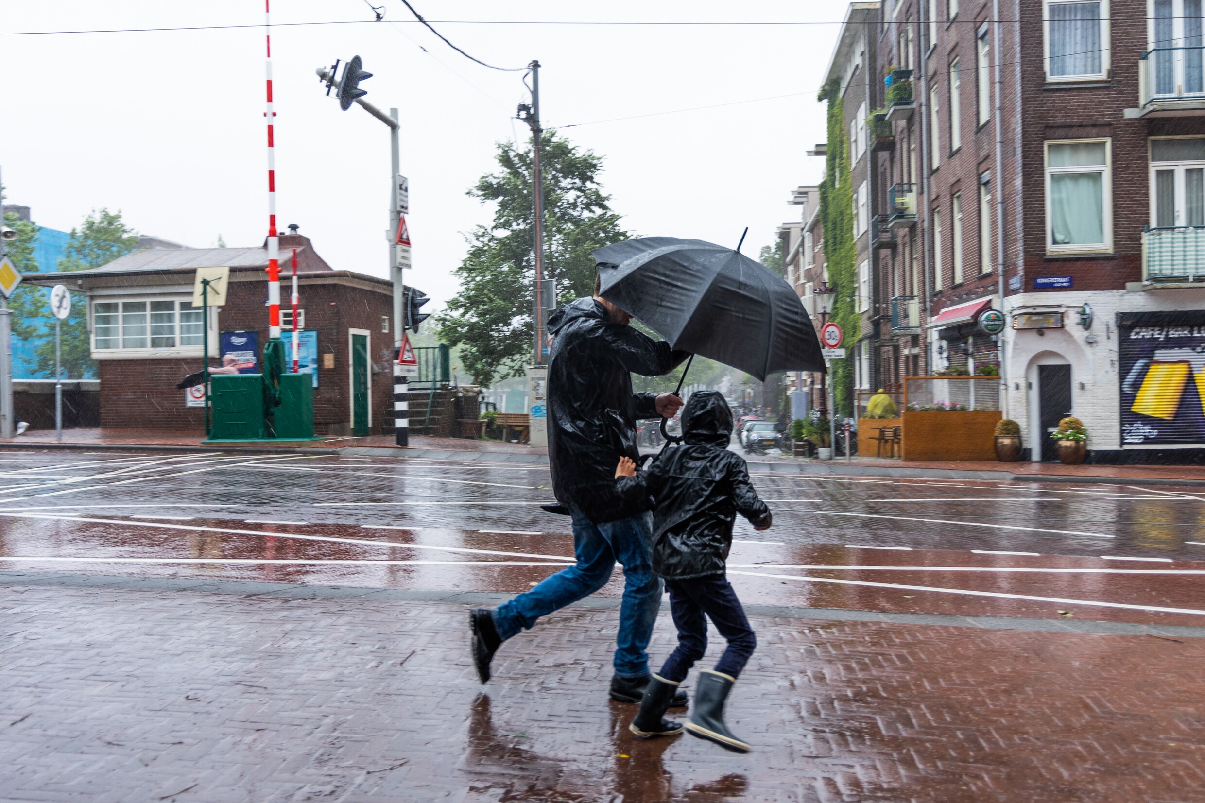 Woensdagmiddag code geel vanwege onweer, hagel en windstoten | Het Parool