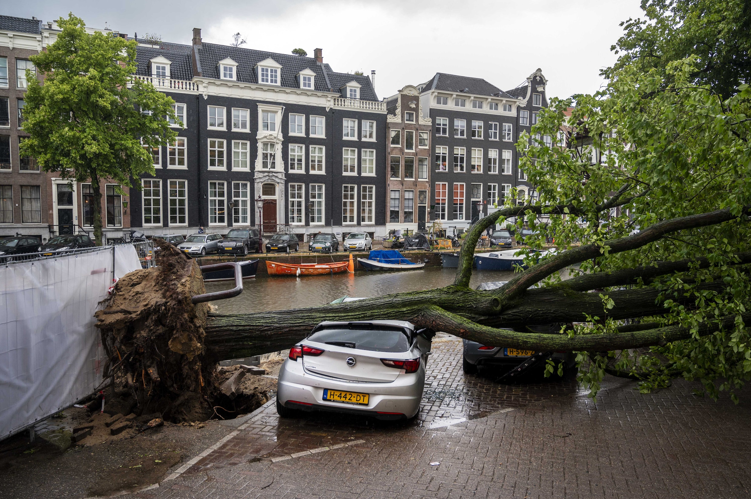 In beeld: zo raasde storm Poly over Amsterdam en omgeving | Het Parool