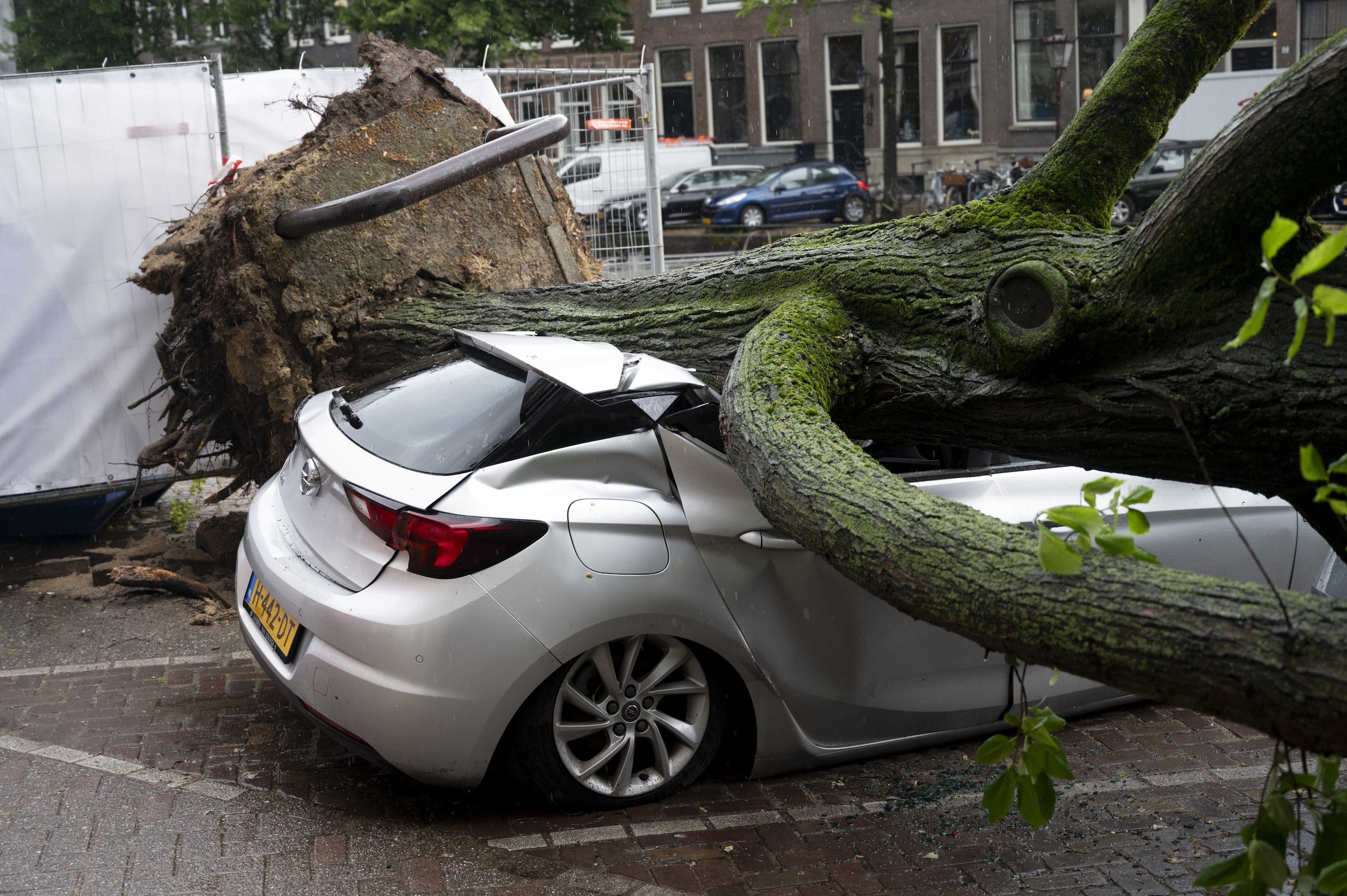 Schade aan je huis (of auto of boot of dakterras) door storm Poly – wat ...