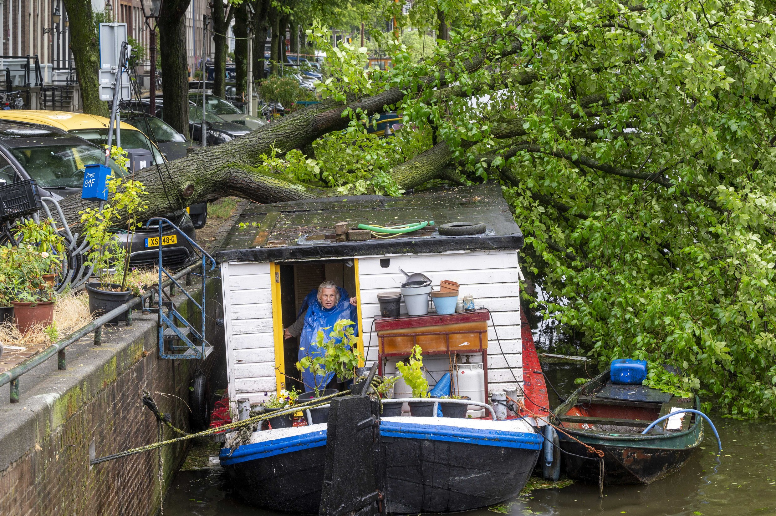 In beeld: zo raasde storm Poly over Amsterdam en omgeving | Het Parool