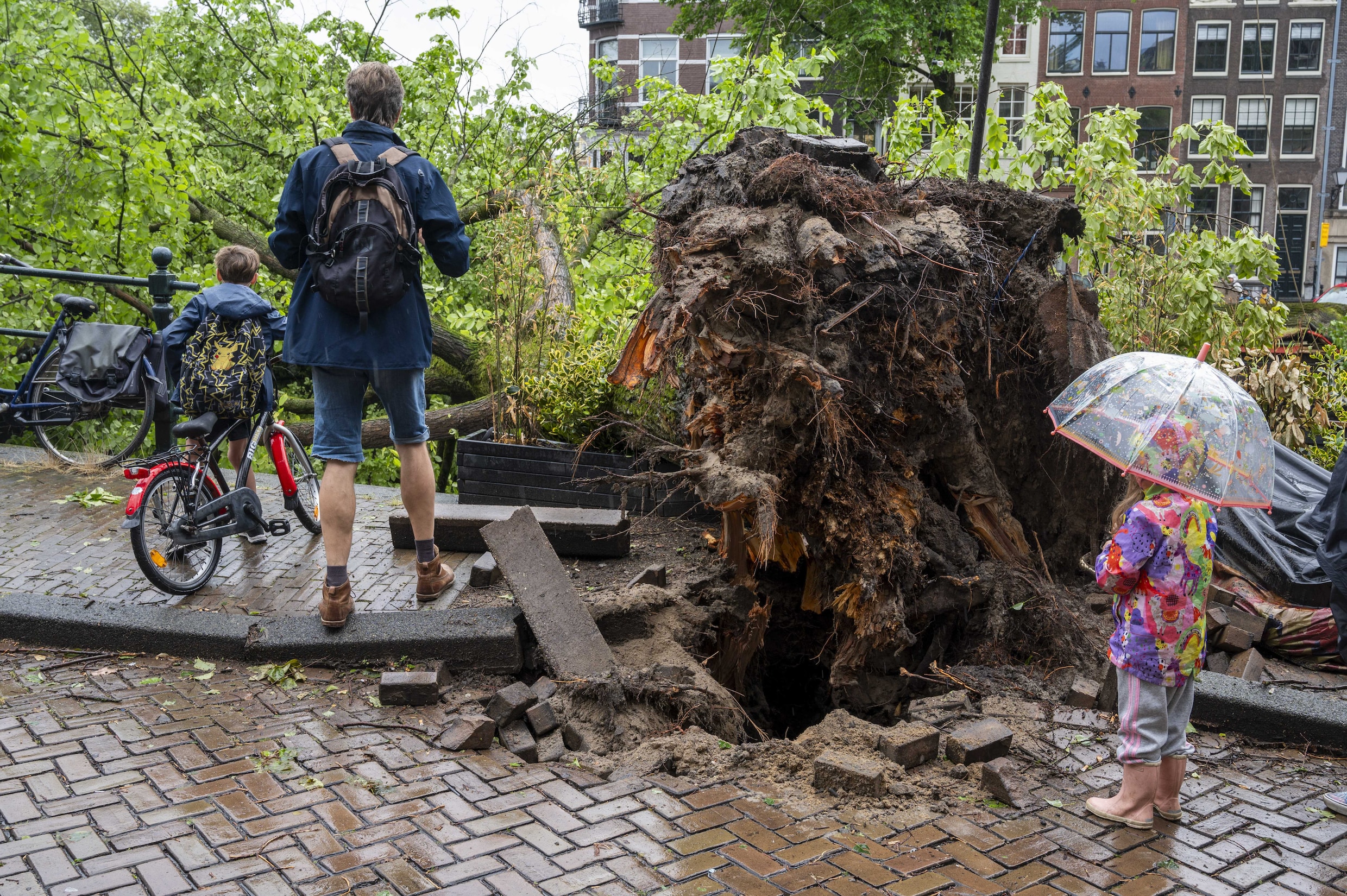 In beeld: zo raasde storm Poly over Amsterdam en omgeving | Het Parool