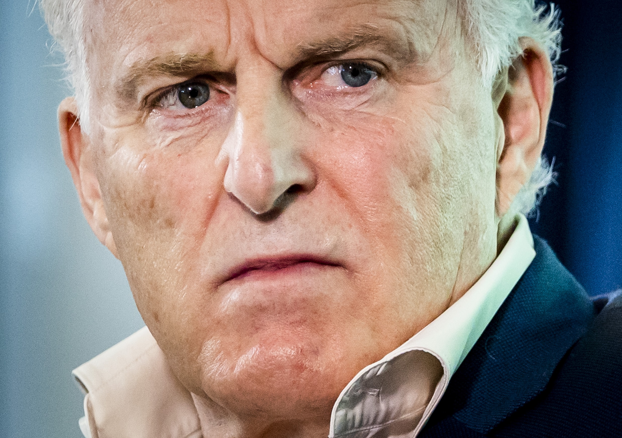 Monument voor Peter R. de Vries beeldt ‘de helpende hand’ uit | Het Parool