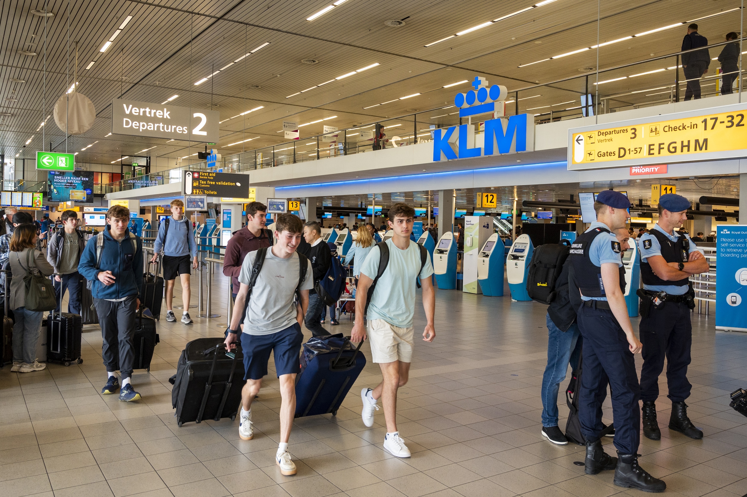Verlichting voor wie last heeft van vlieglawaai, slecht nieuws voor vakantiegangers: Schiphol ...