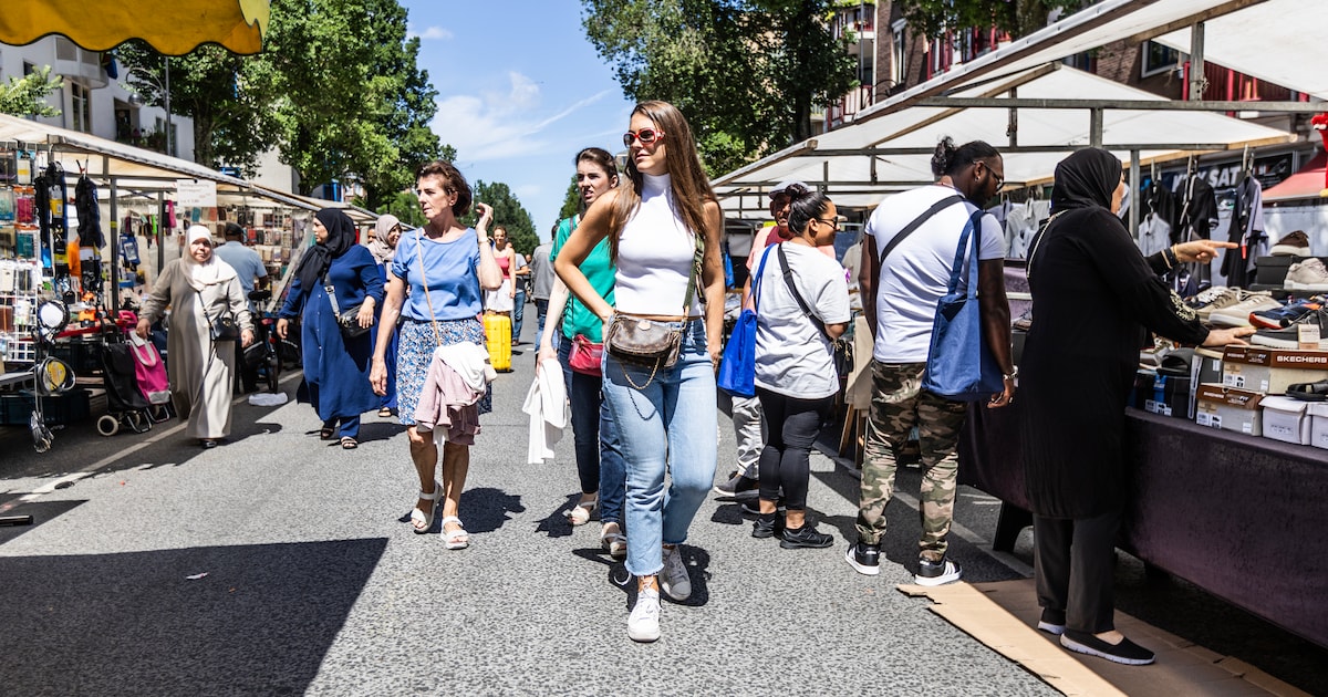 ‘Prima, en nooit meer terugkomen,’ zegt Annette op de Dappermarkt als ze hoort dat Rutte ...