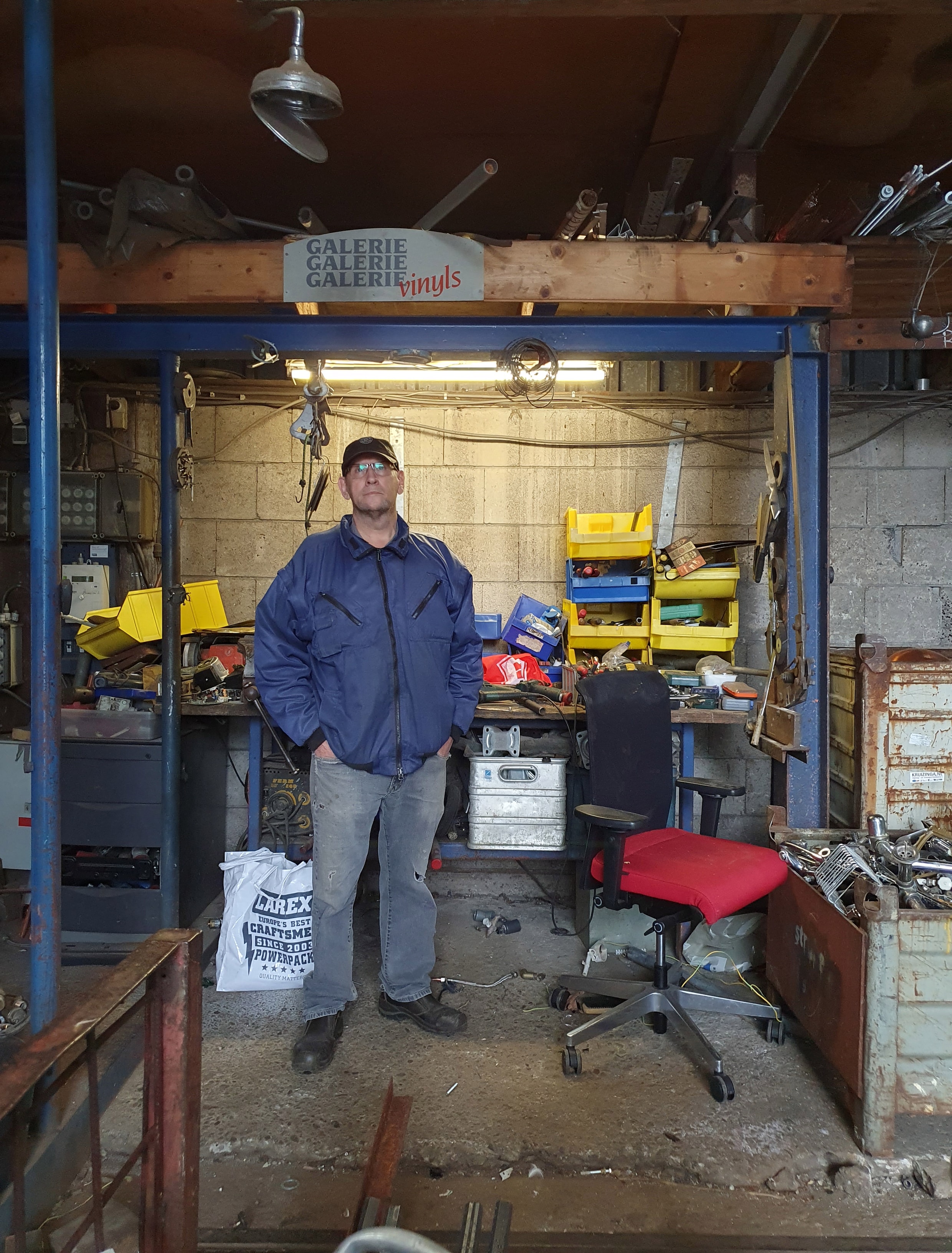 Gordijnrails, koekenpan, fietsbeldop, kabels: oudijzerhandel Strube ...