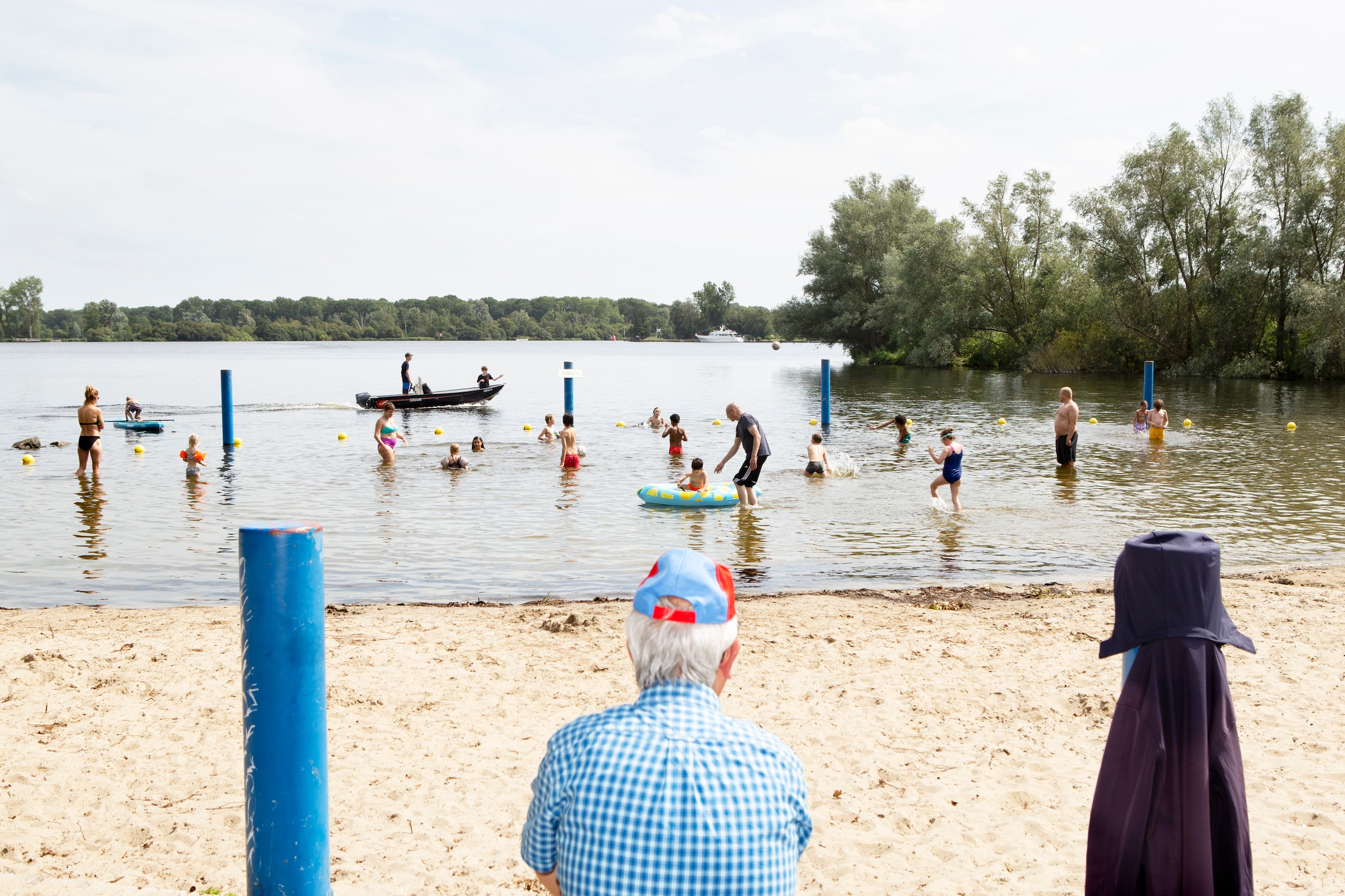 Op de drie strandjes van de Nieuwe Meer is het motto: leven en laten ...