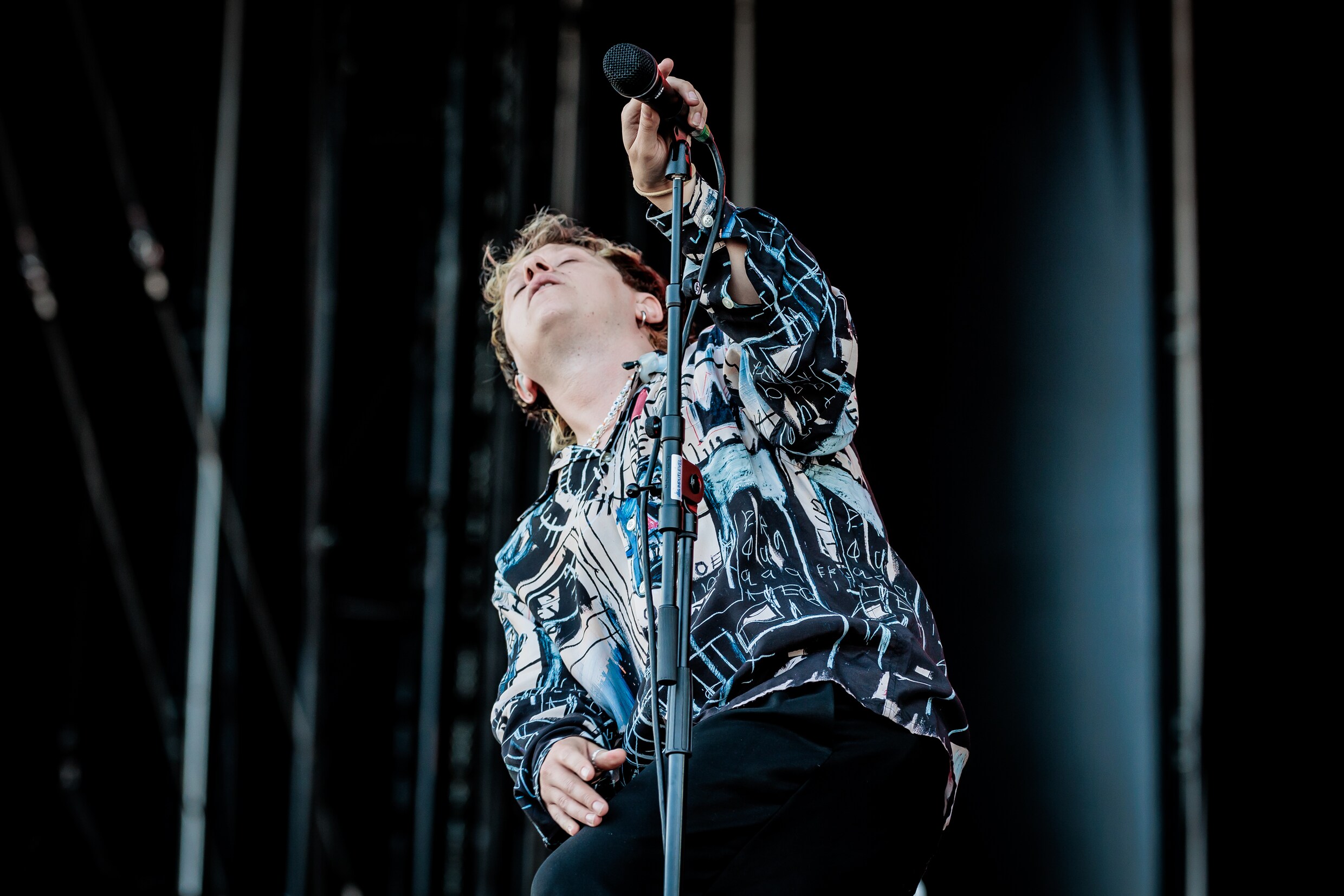Recensie: Nothing but Thieves klinkt plots funky als Chic en dansbaar ...
