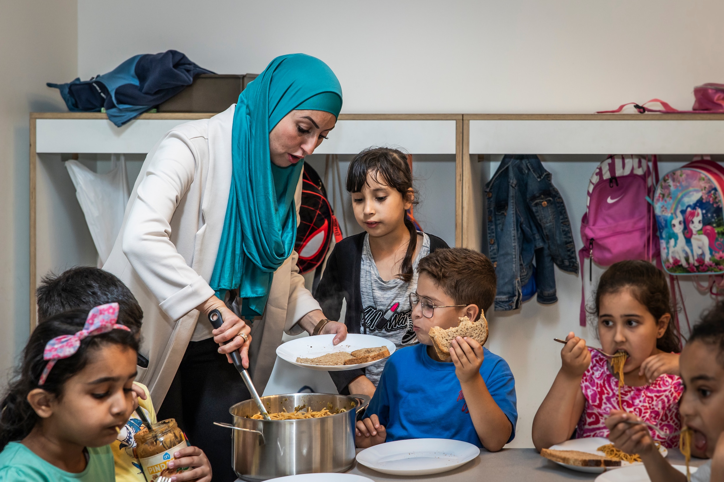 Maryam verzorgt als vrijwilliger de lunch op school in Bos en Lommer ...