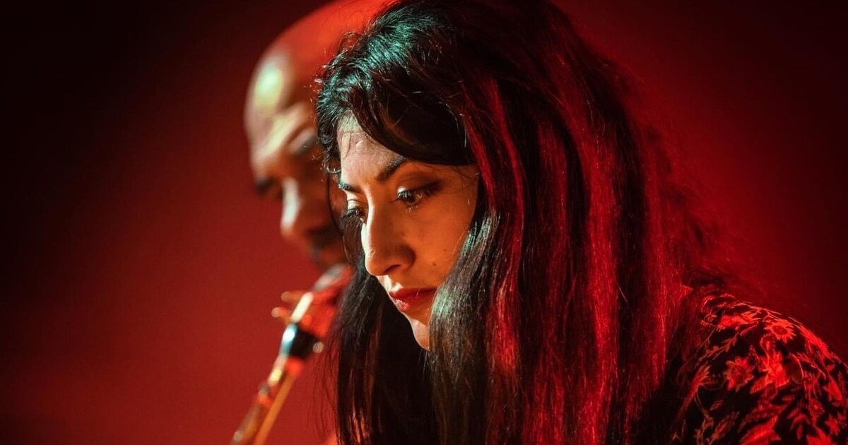 Recensie: Jawa Manla laat haar publiek meevoelen hoe het is om ver weg te zijn van Syrië | Het ...