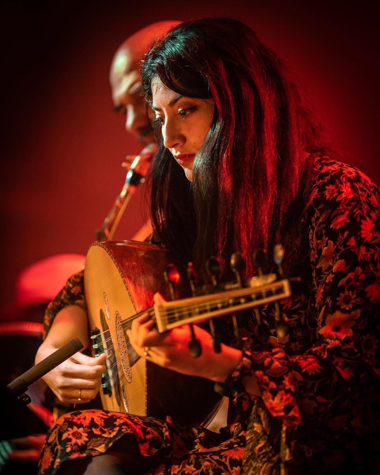 Recensie: Jawa Manla laat haar publiek meevoelen hoe het is om ver weg te zijn van Syrië | Het ...