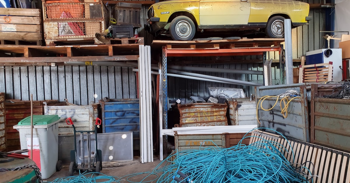 Gordijnrails, koekenpan, fietsbeldop, kabels: oudijzerhandel Strube ...