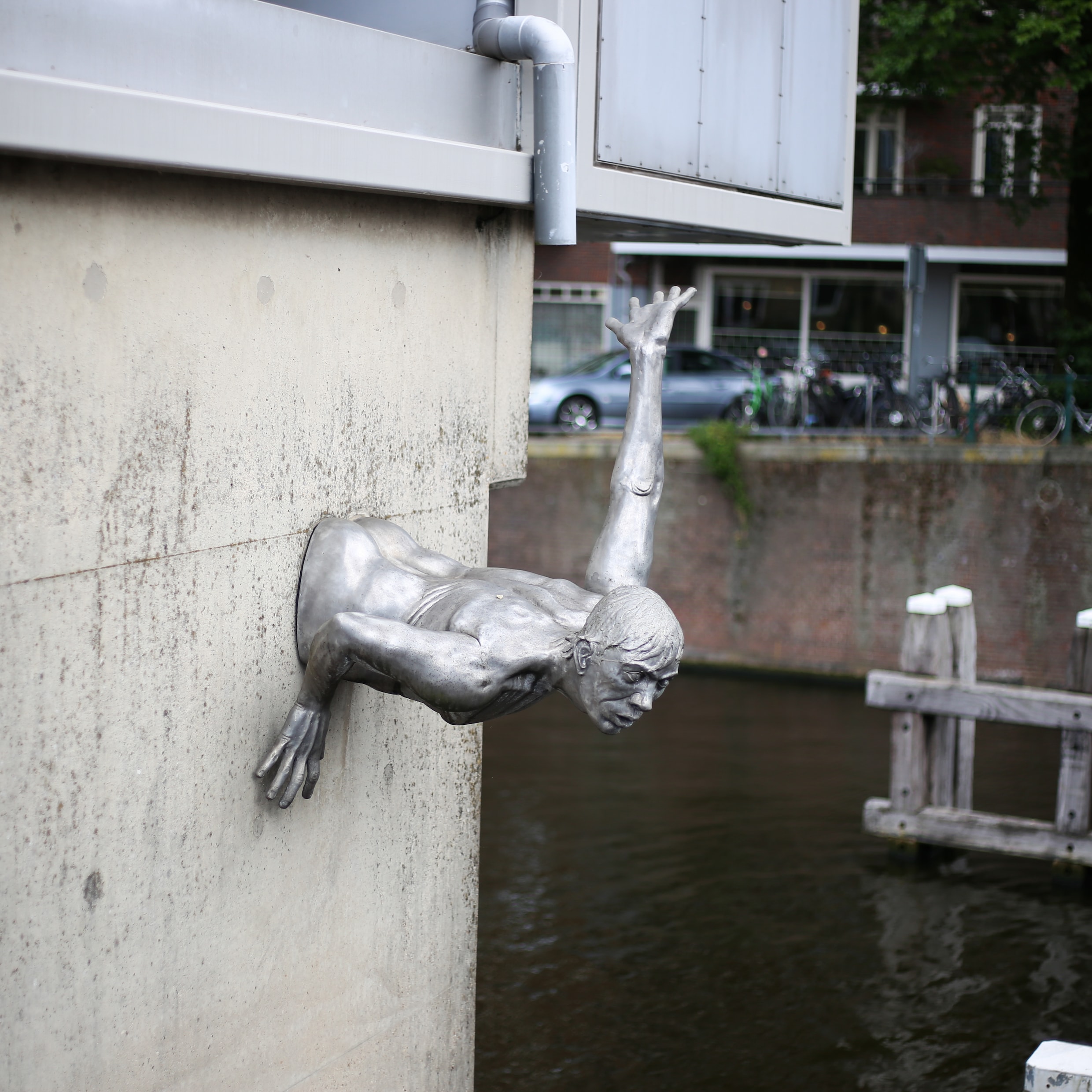 Een boegbeeld dat uit het beton lijkt te ontsnappen | Het Parool