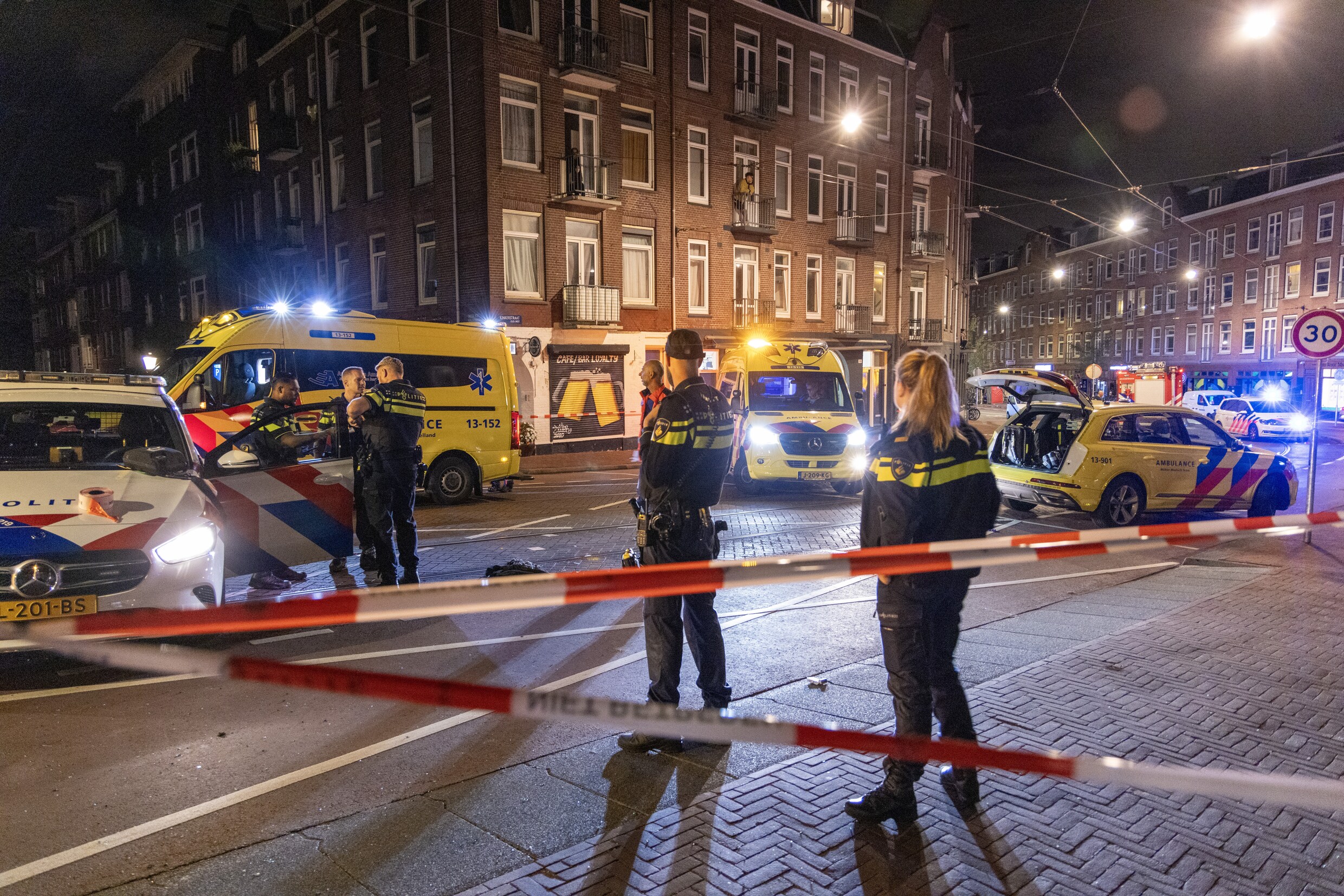 Fietser gereanimeerd na aanrijding met ‘vermoedelijk’ inbrekers, die ...