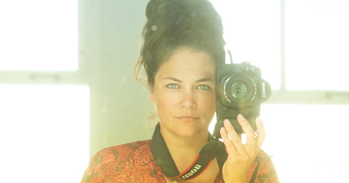 Fotografe Yasmin-Claire Tan exposeert haar ‘heilige bloemen,’ symbool ...