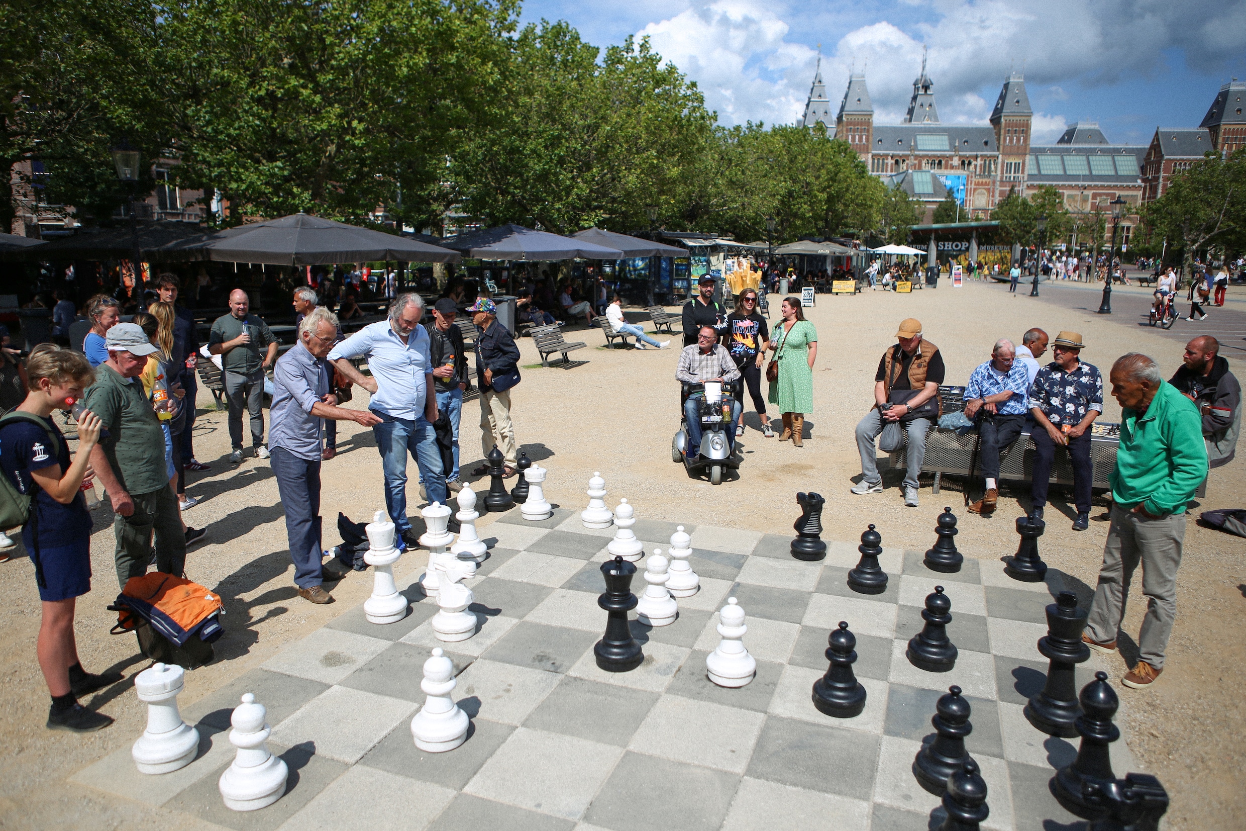 Het grote schaakbord moet nu ook weg van Museumplein: hoe verder met de ...