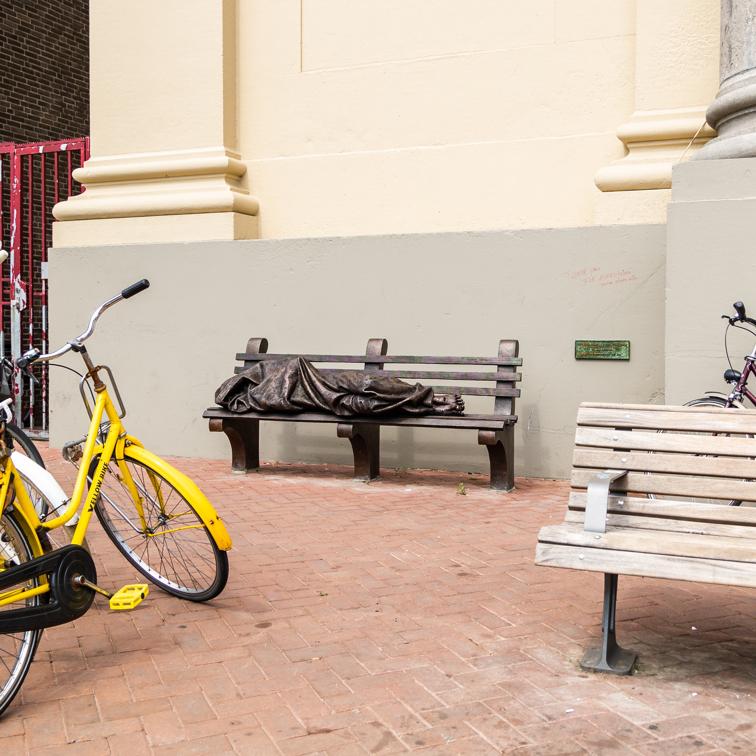 Op een bankje bij het Waterlooplein ligt ‘de beroemdste dakloze ter ...