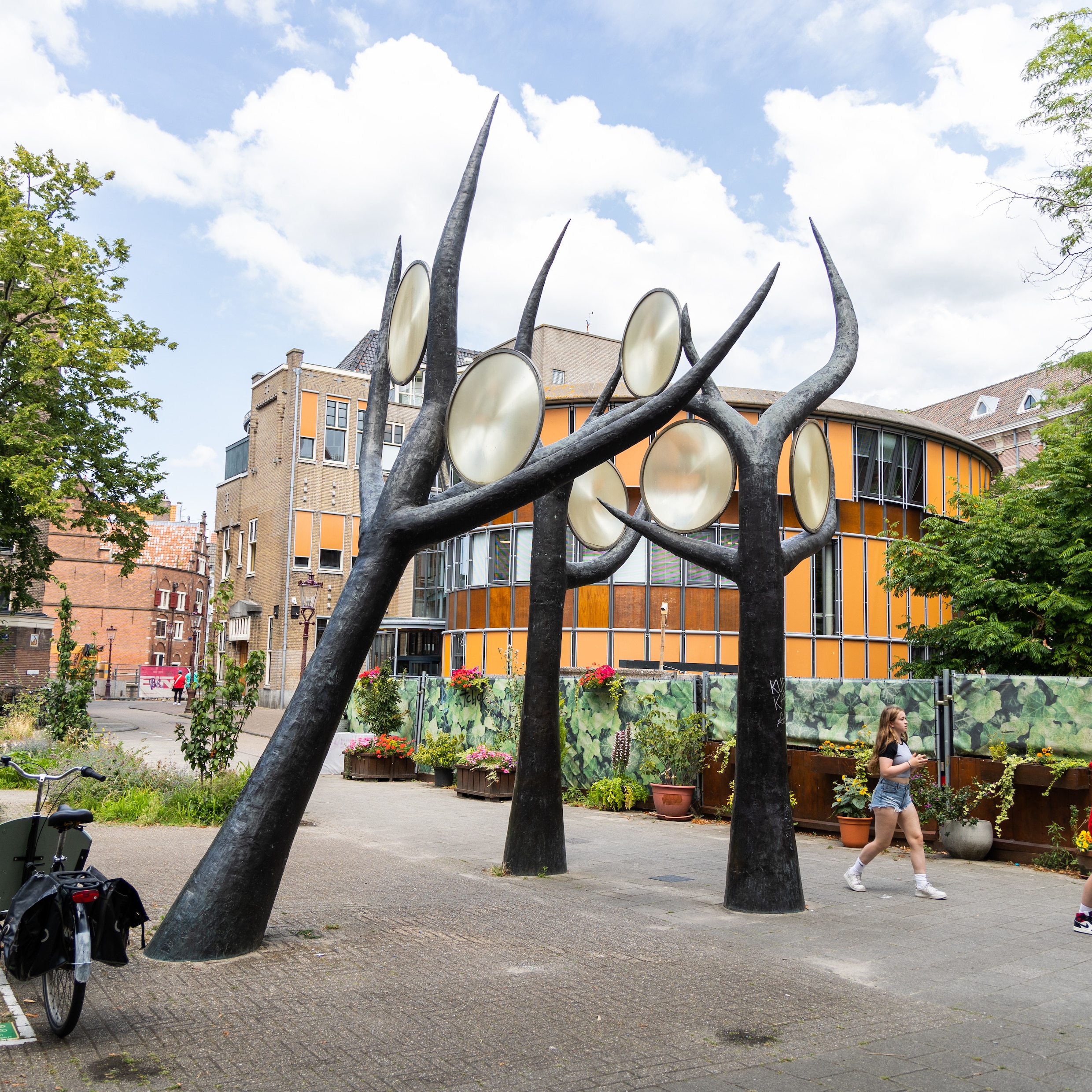 Omgekeerde vergrootglazen om de wereld verkleind en ondersteboven te ...