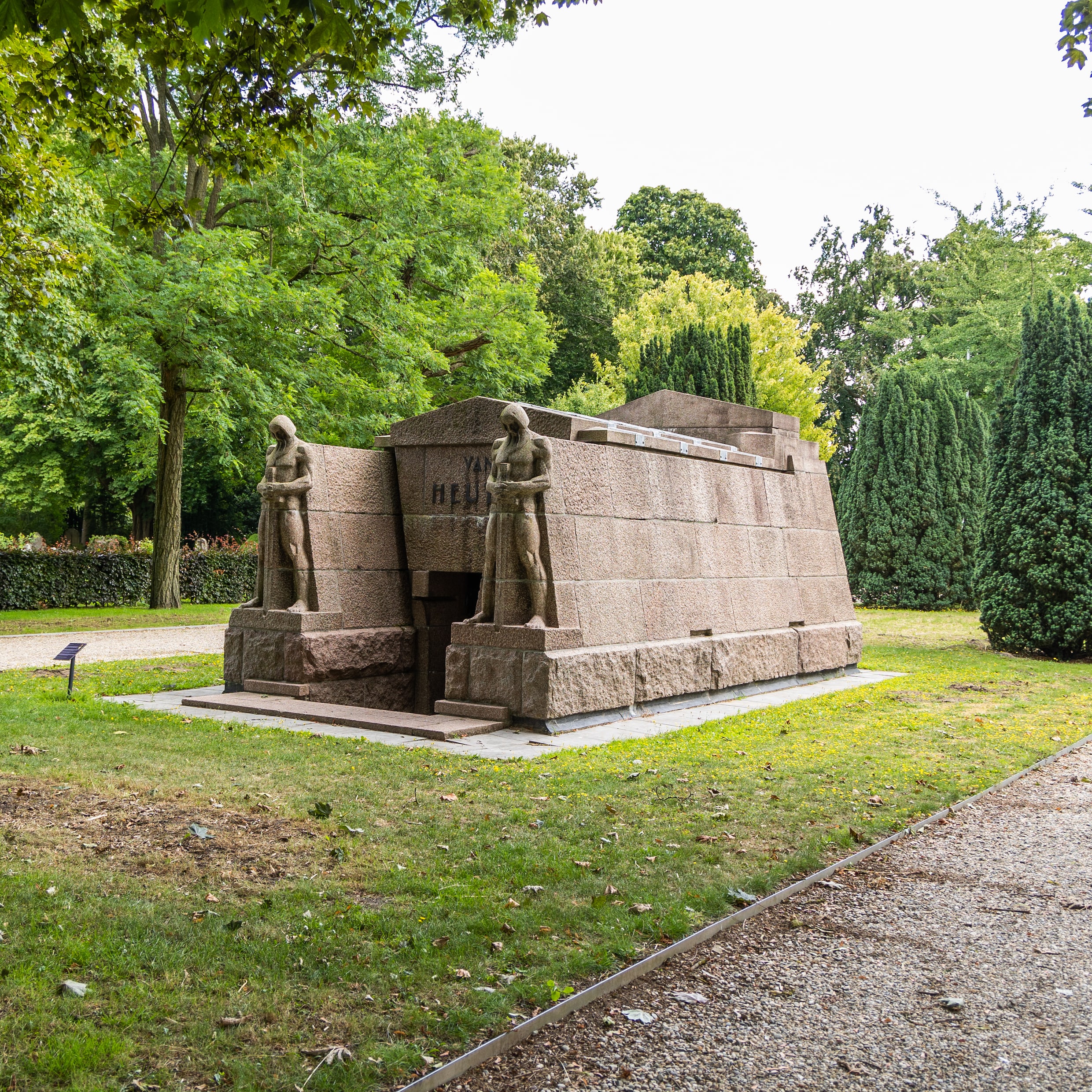 Het praalgraf van de ‘slager van Atjeh’ heeft ook wel wat weg van een ...