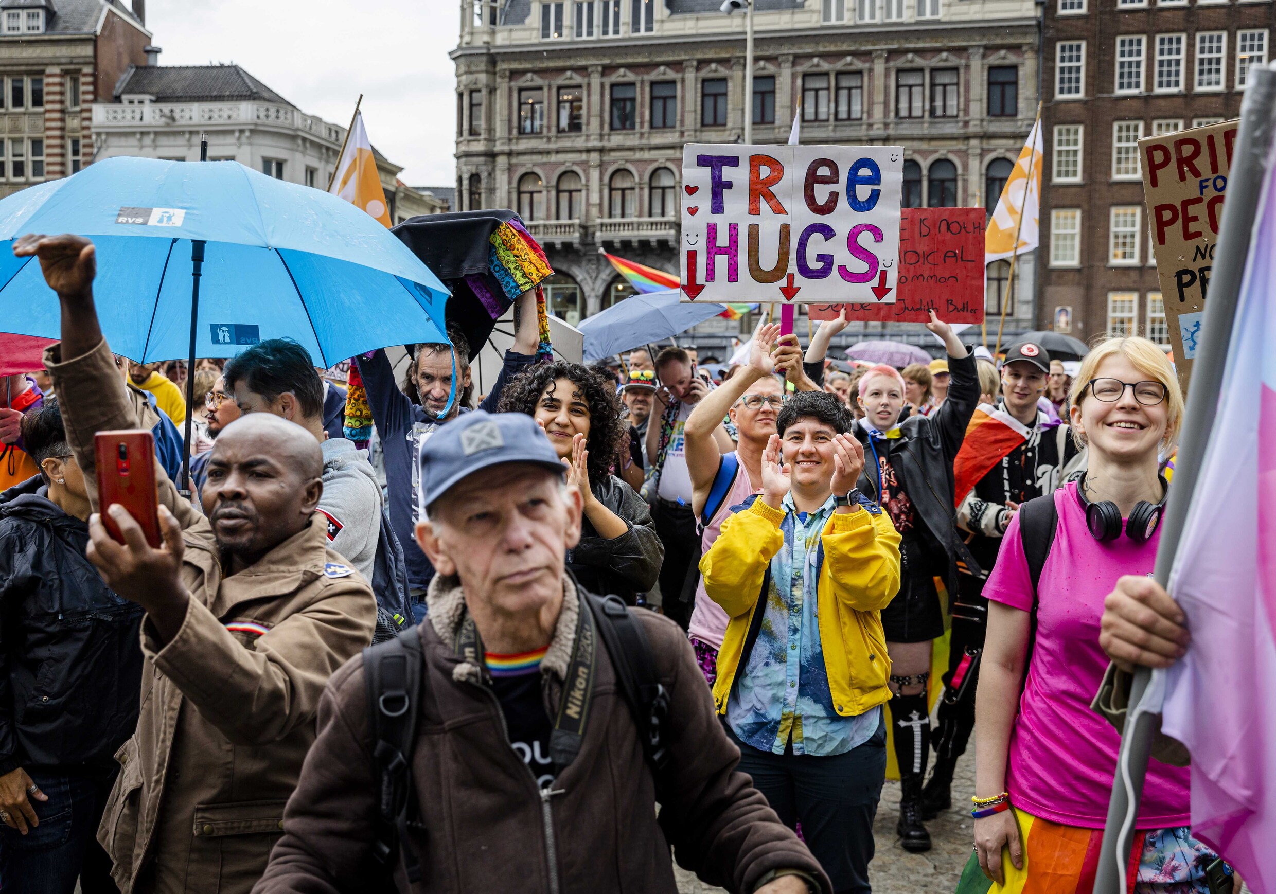Duizenden deelnemers lopen mee met Pride Walk in Amsterdam | Het Parool