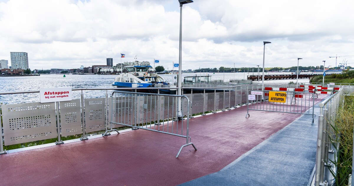 Zigzaggen als een motorrijlesparcours op gladde metalen fietshelling ...