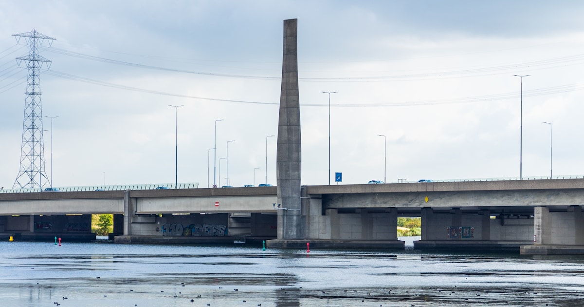 De Wokkel op de Amsterdamse Zeeburgerbrug is een kunstwerk met een ...