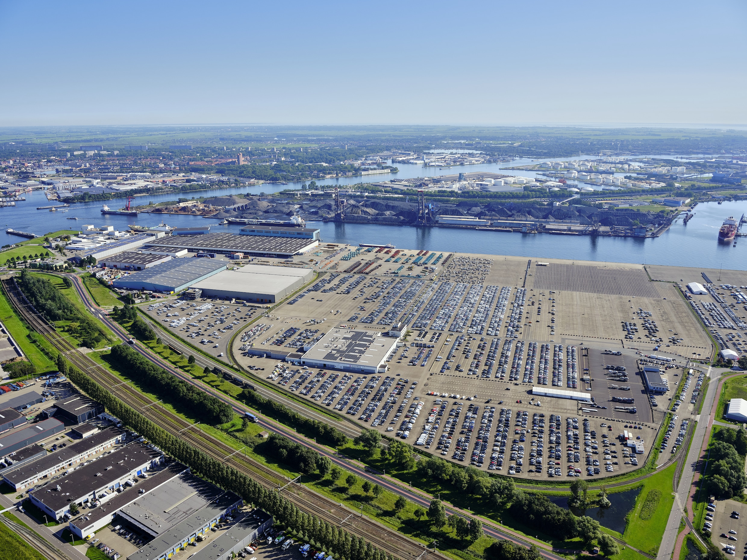 Wat als in Amsterdam een autoschip in brand vliegt? Laten uitbranden is ...