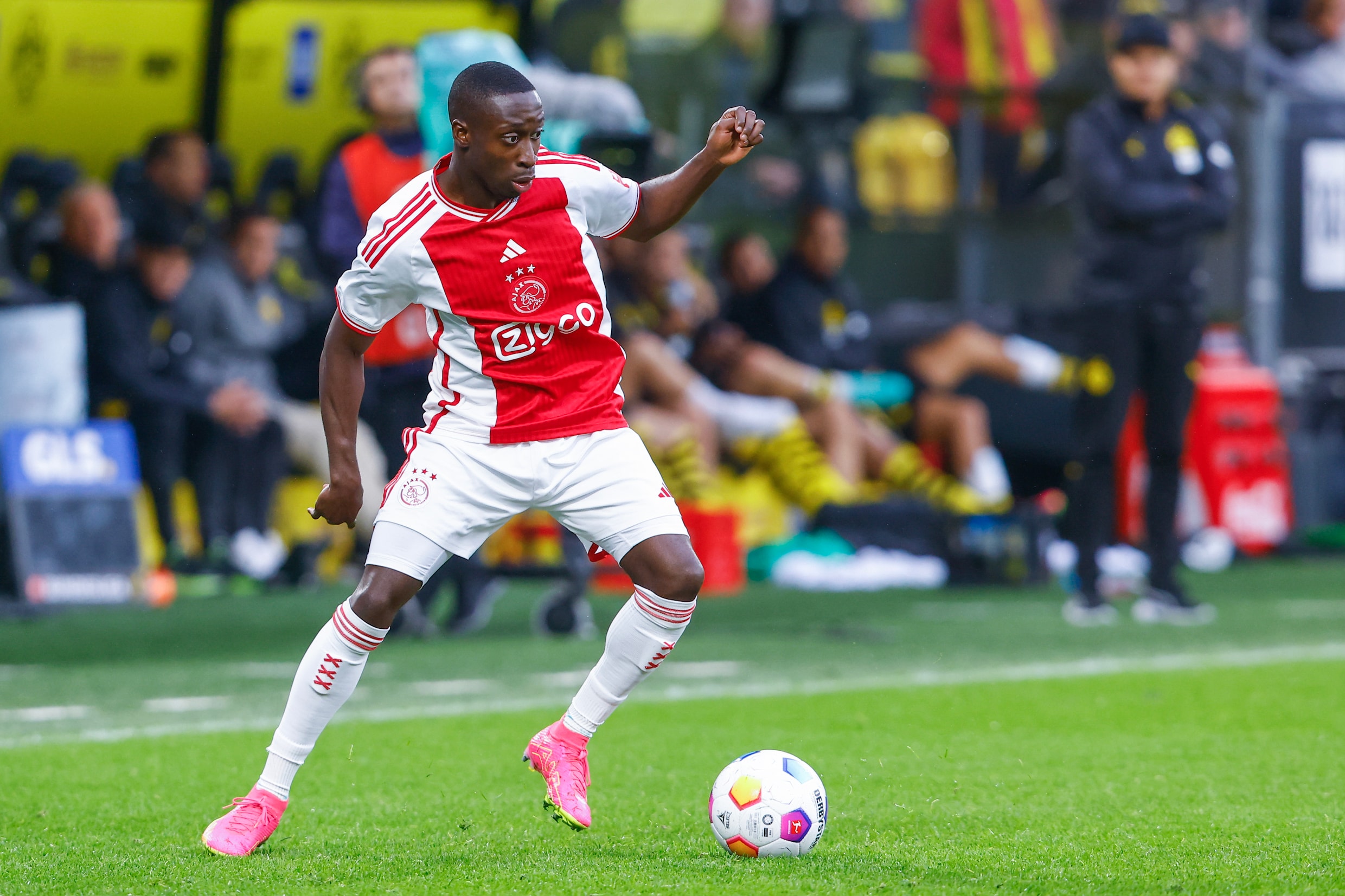 Een heel dozijn aankopen: dit zijn de 12 nieuwe Ajacieden van technisch ...