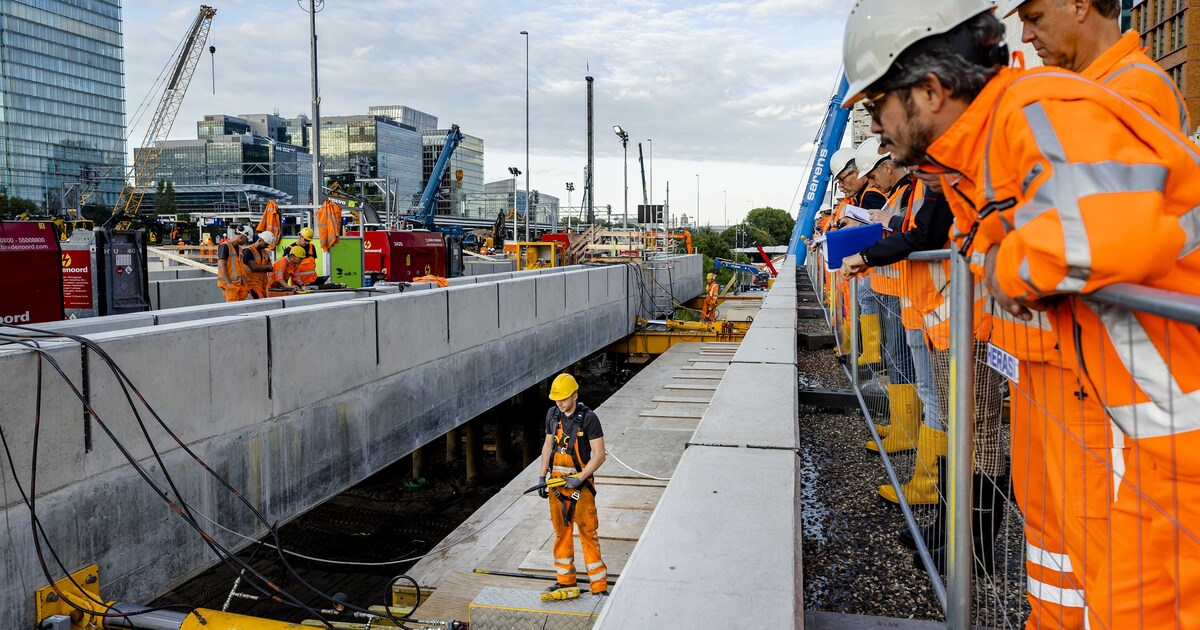 Emmers vol glijmiddel en hop, daar gaan de betonnen dakdelen van 3 en 4 ...