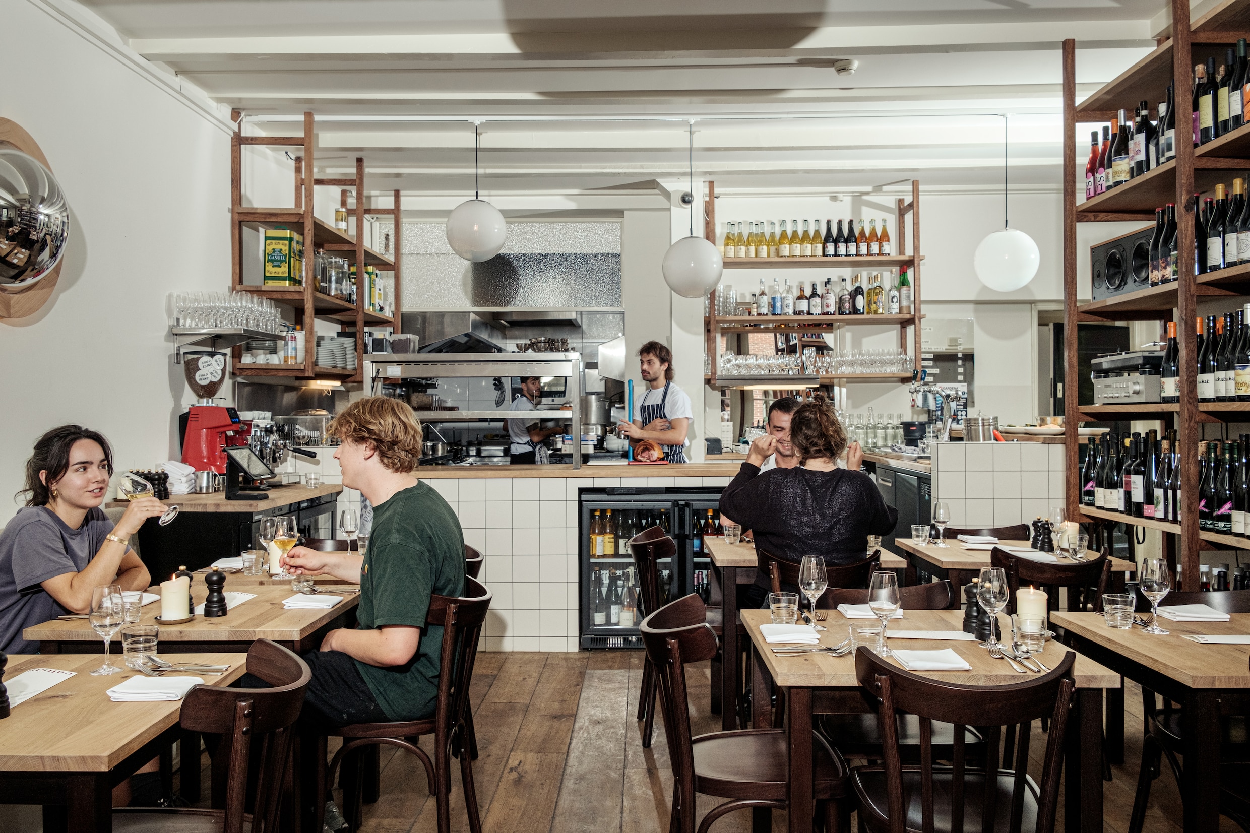 Bij deze moderne herberg op de Haarlemmerdijk drink je natuurwijn bij ...