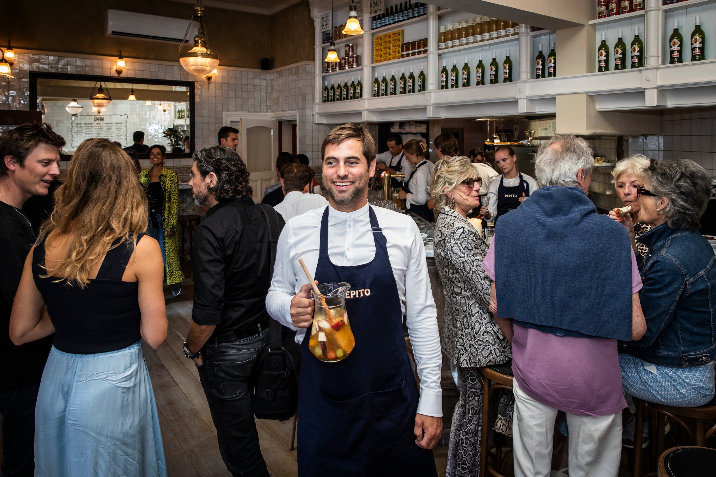 Geniet van tapasklassiekers en likeur uit Ibiza bij Pepito, de bar van Manuel Broekman | Het Parool