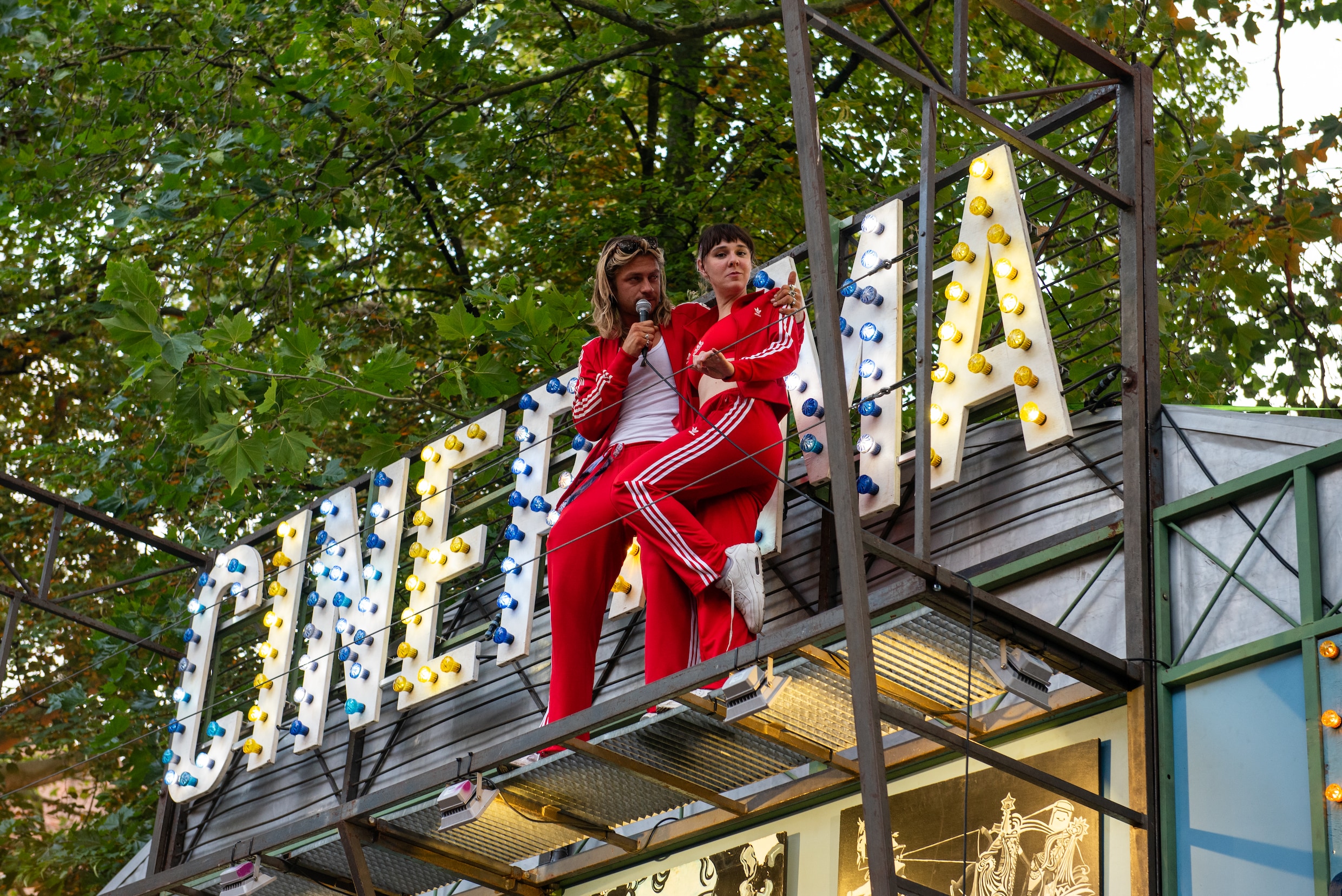 Regenbooglolly’s, trainingspakken en hersenspinsels over een vrijer ...
