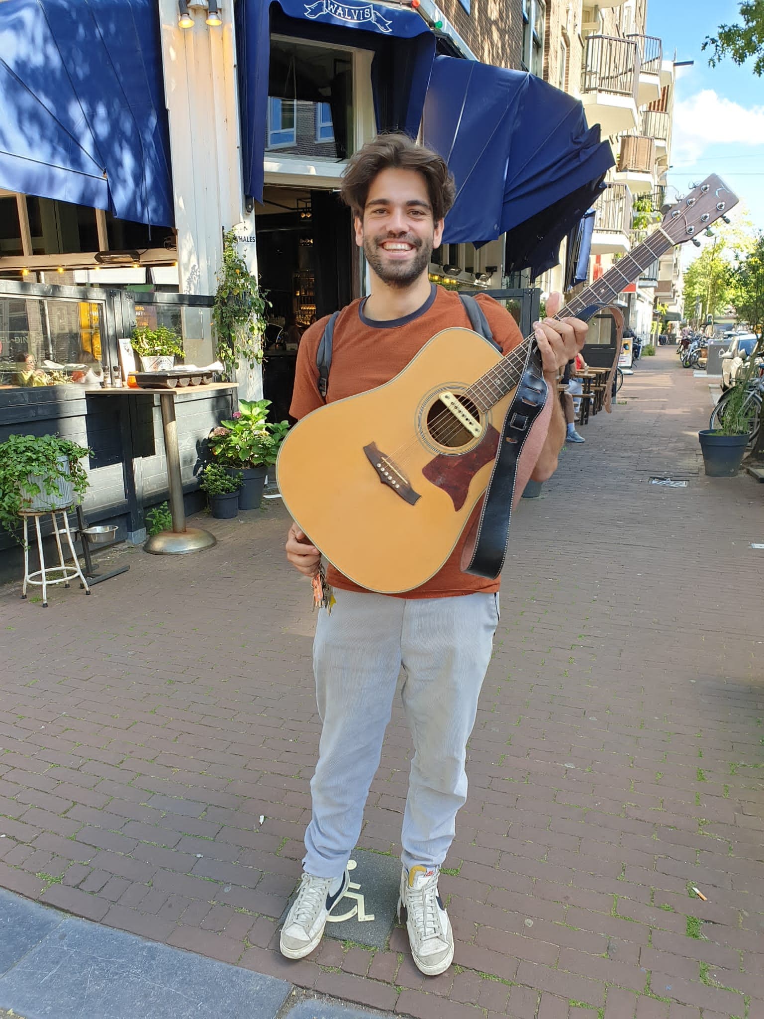Tom vindt gestolen gitaar terug na dagje posten in Spaarndammerstraat ...