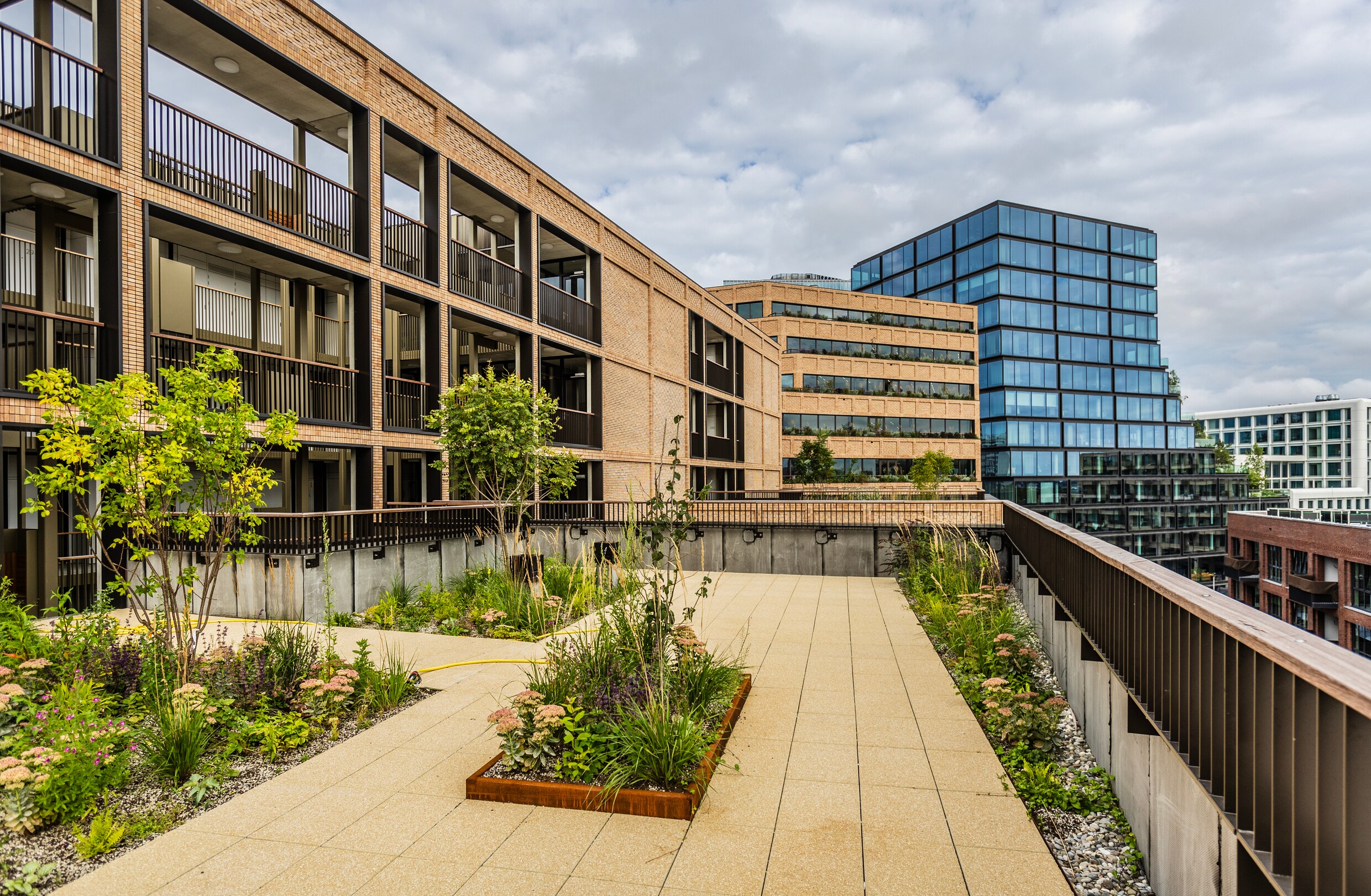 Aan de Zuidas komen tegenstellingen samen in het nieuwe complex ...